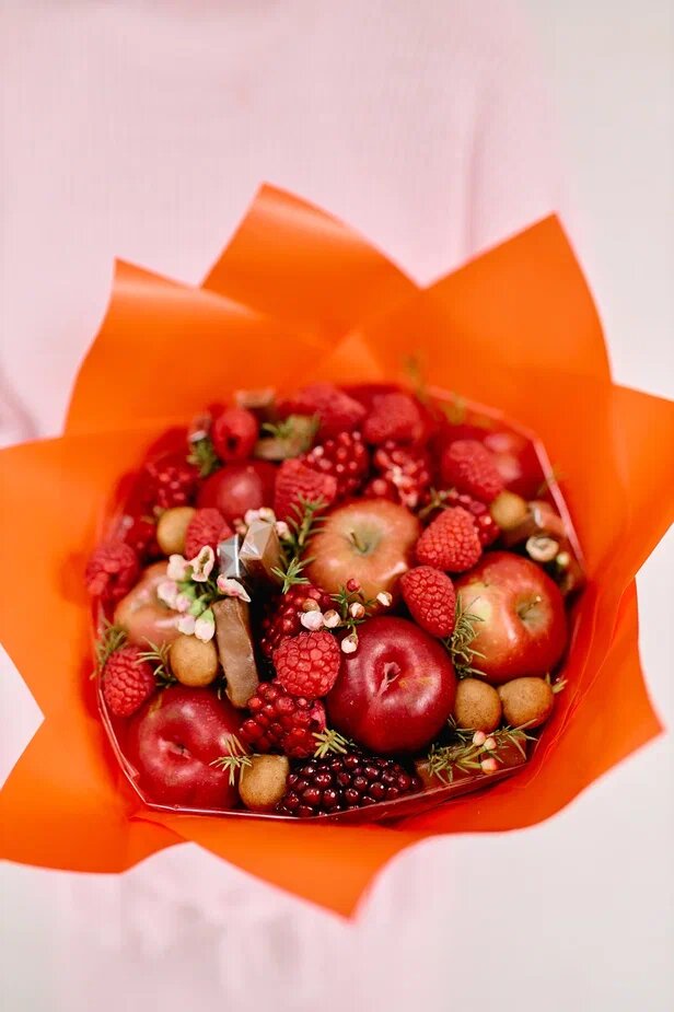 Букет Vegato Studio “Марсала” с гранатом и яблоками, размер M