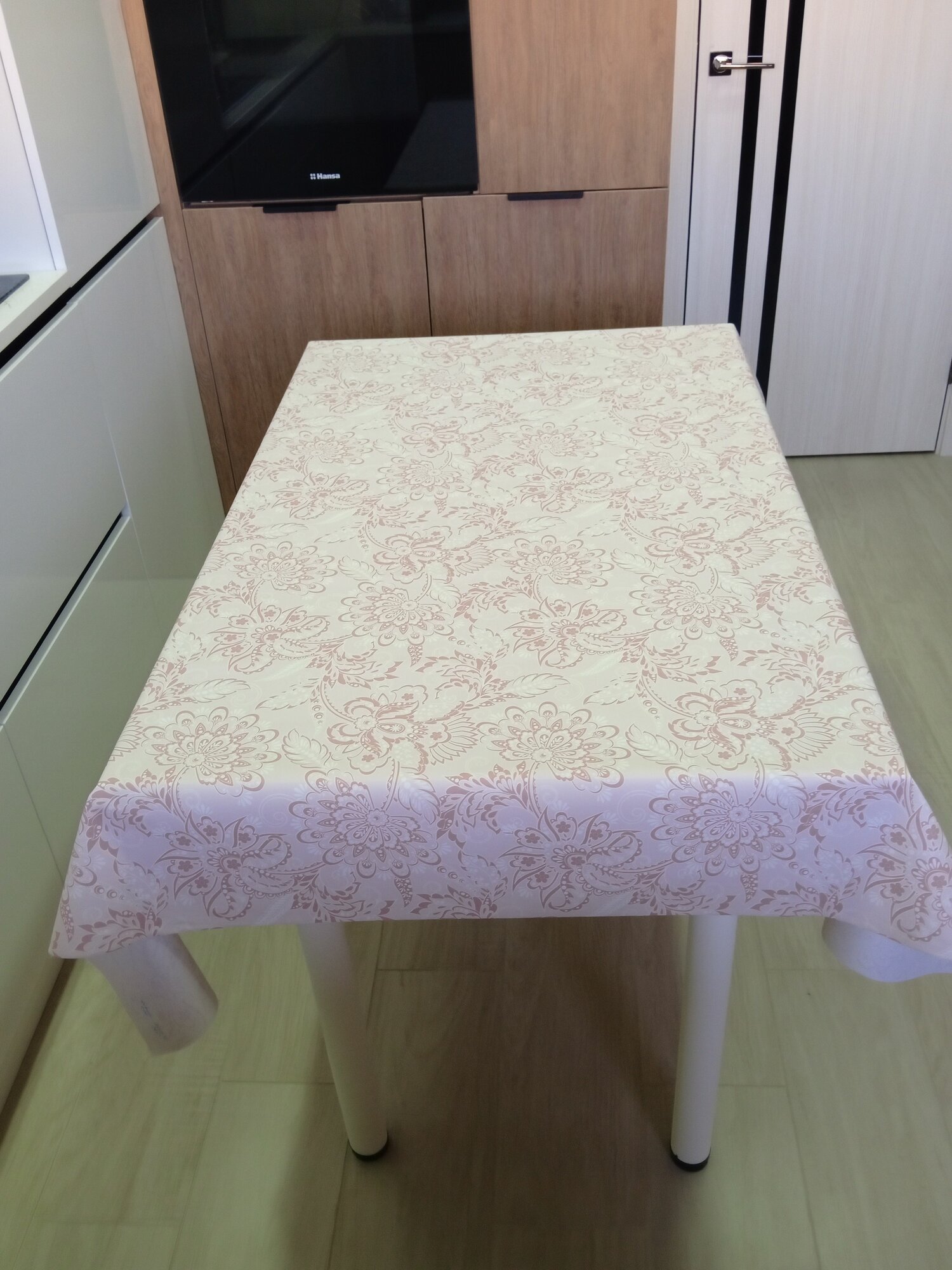 Клеенка-скатерть с нежно-розовым рисунком 140х140