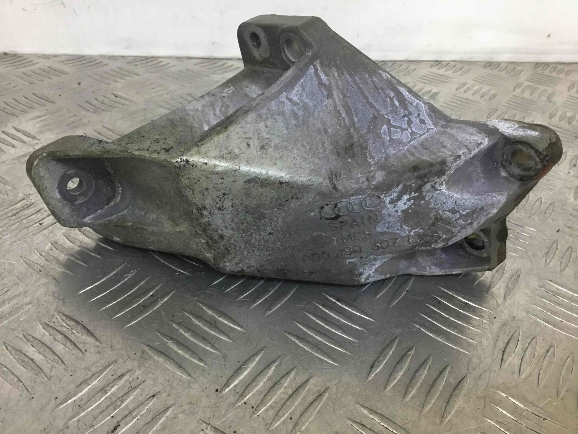 Б/У Кронштейн двигателя Volkswagen Passat B5 (1996-2000) 2000 г.