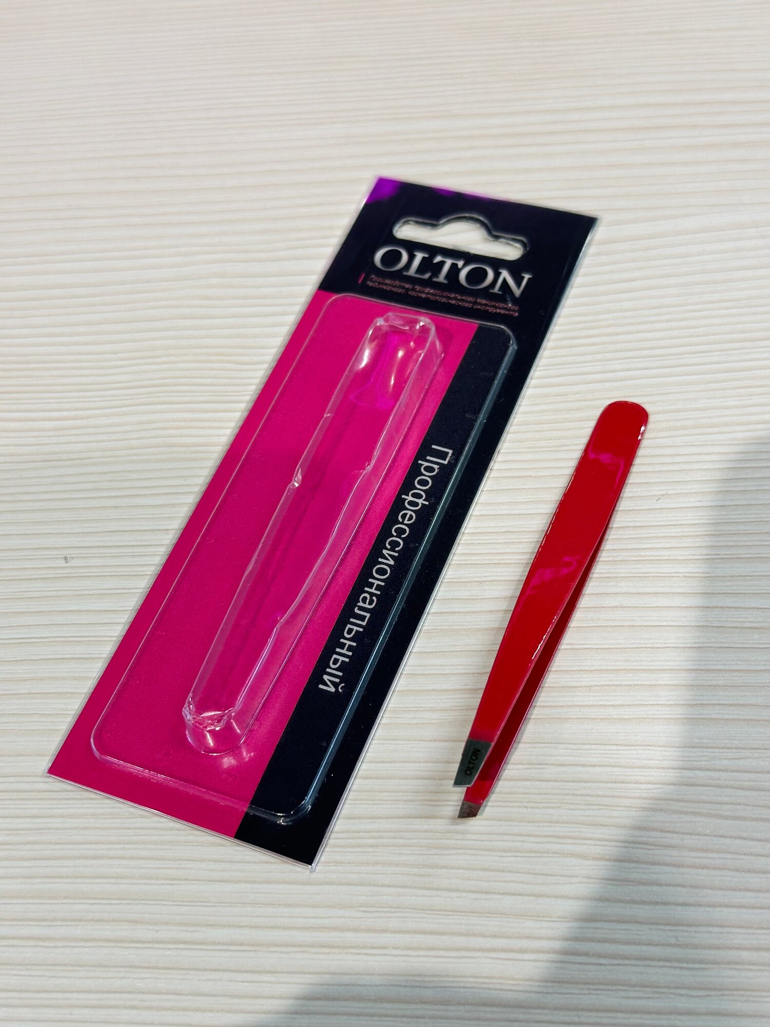 Пинцет для бровей с ручной заточкой Olton Professional (белый/красный)