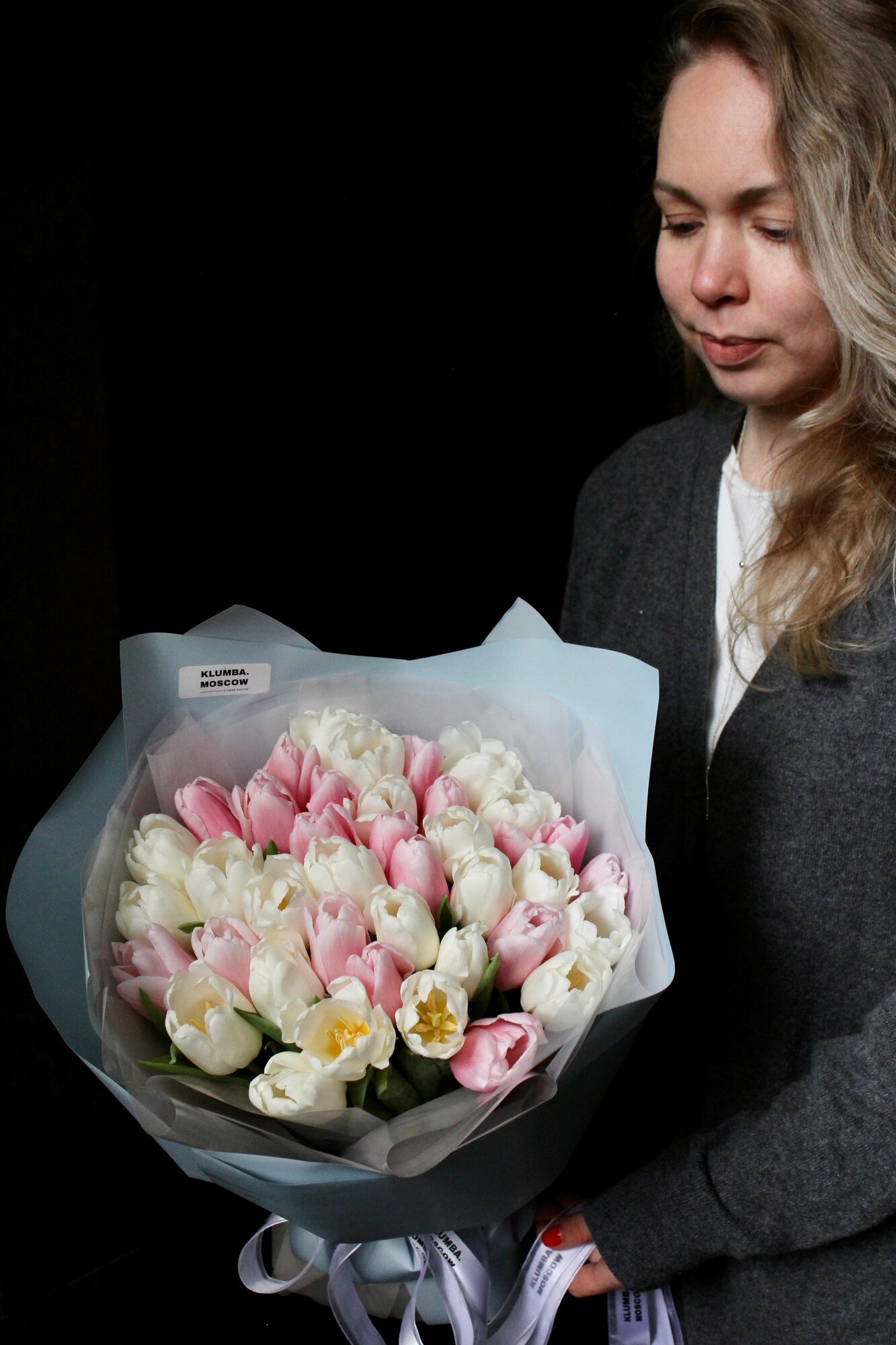 Бело-розовый букет из 35 Тюльпанов от студии цветов klumba.moscow