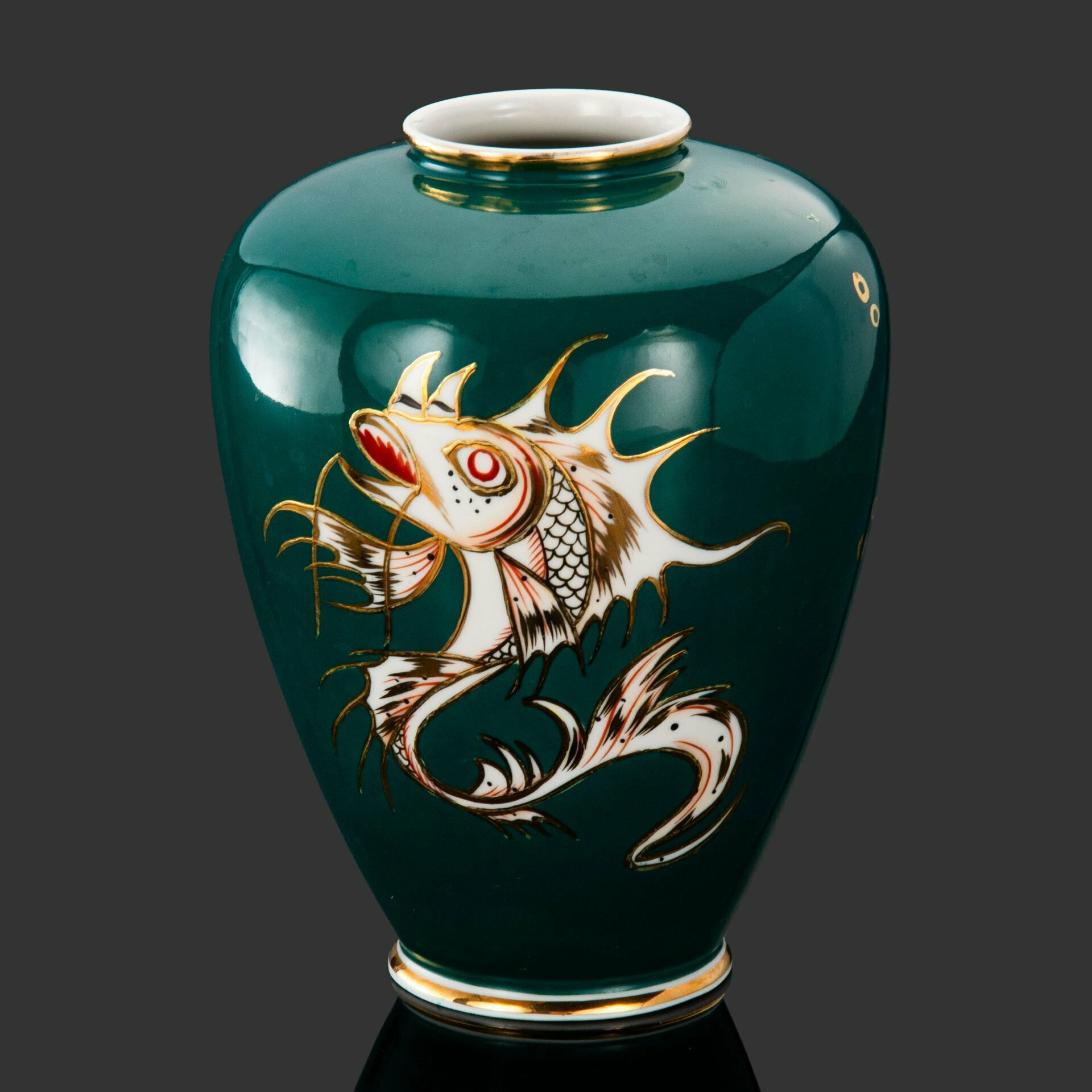 Ваза с изображением рыбы, выполненной в восточном стиле, фарфор, крытье