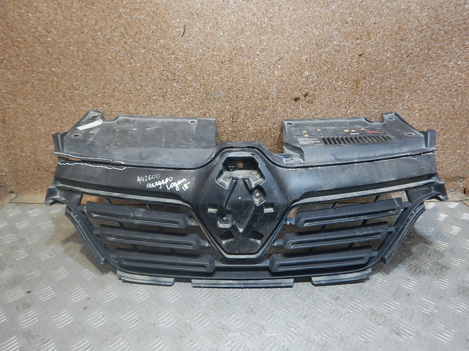 Б/У Решетка радиатора, Renault (Рено)-LOGAN (14-) RENAULT LOGAN (14-) 18- Царапины, трещина на креплении. 442600 RENAULT ...
