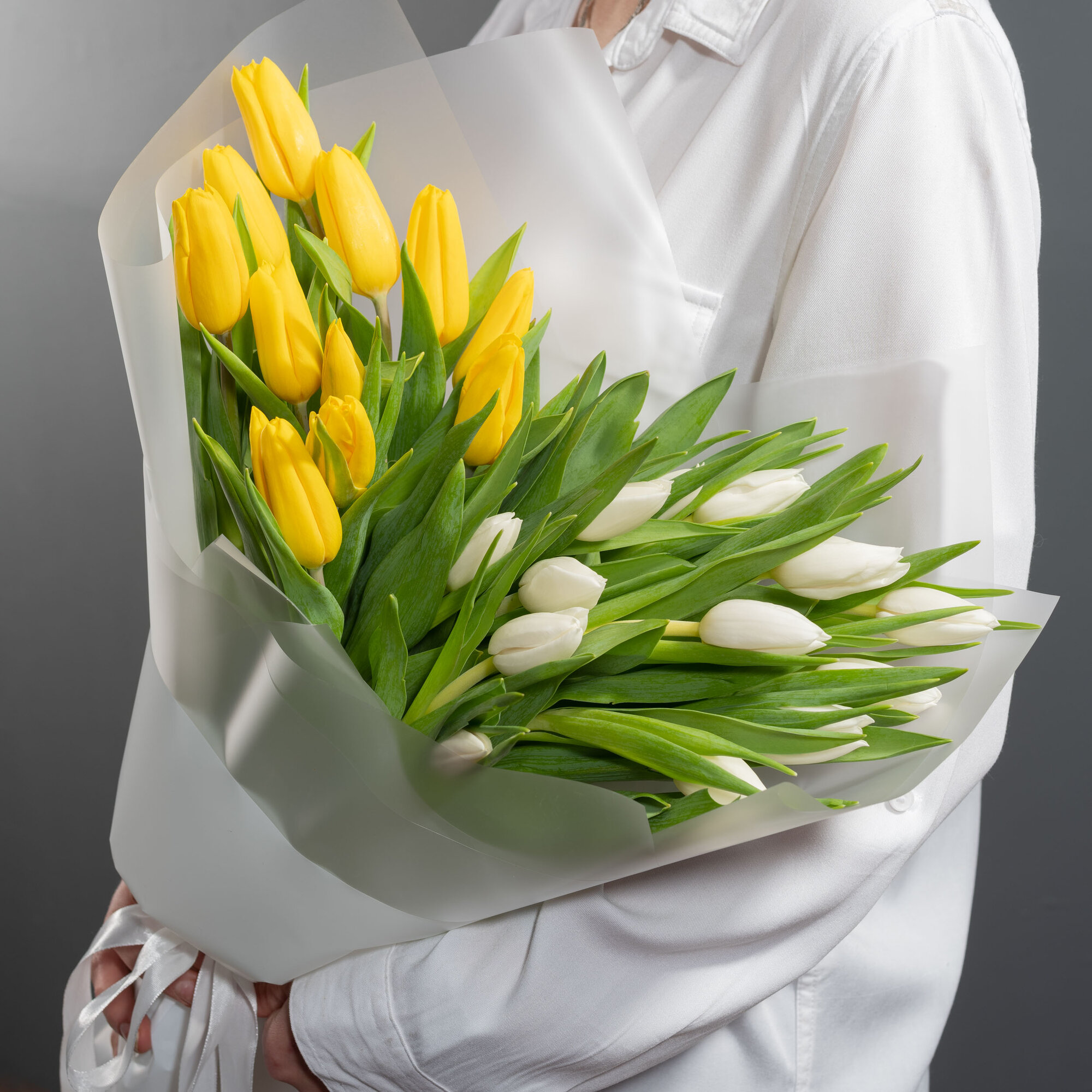 25 белых и желтых тюльпанов в дизайнерской упаковке
