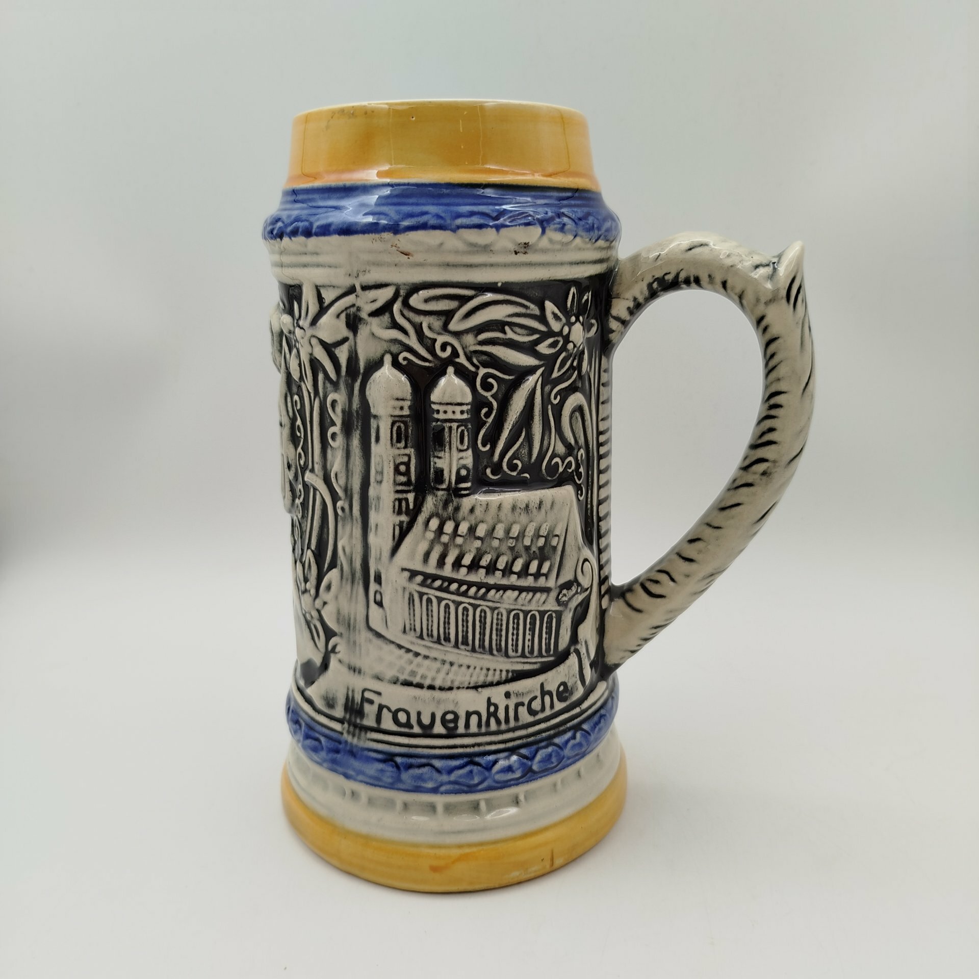 Литровая пивная кружка "Мюнхен", керамика, рельеф, люстр, Германия, 1950-1980 гг.