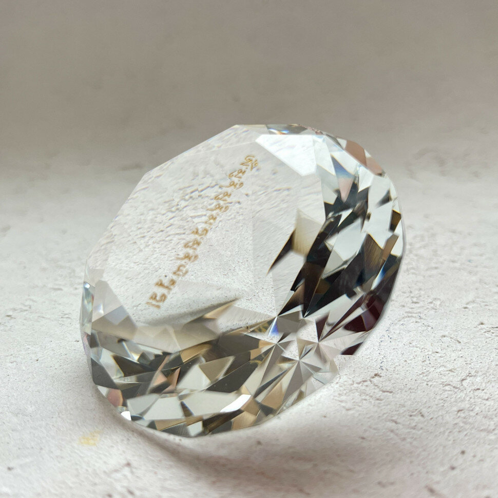 Кристалл с мантрой победы