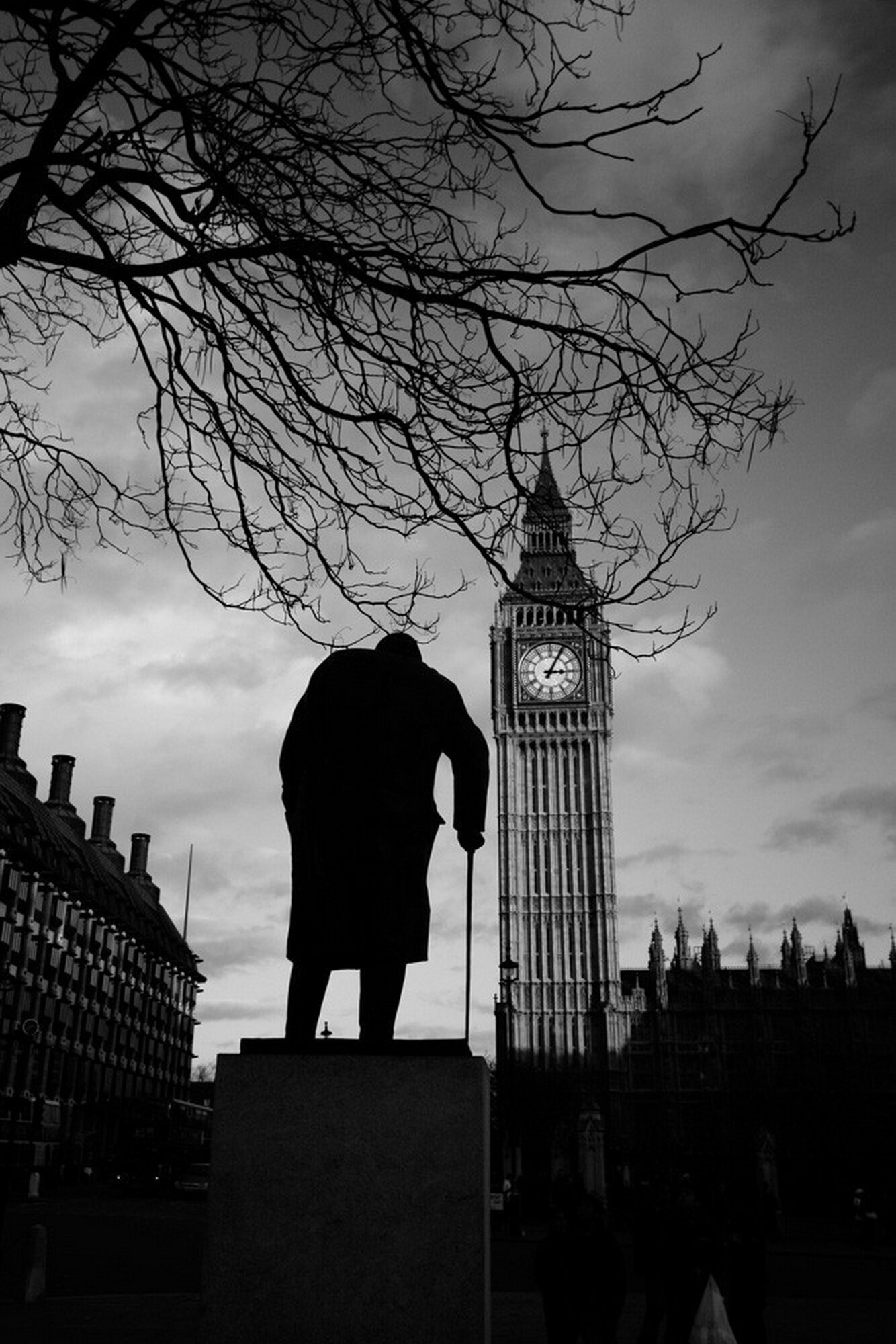 Плакат, постер Силуэт Черчилля: тень истории у Биг-Бена на холсте, размер 42х60см