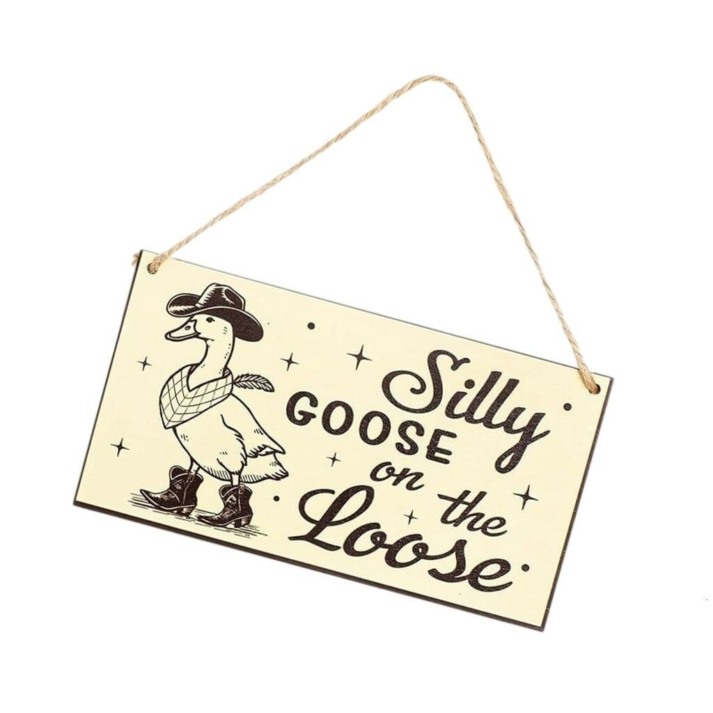 Гусиная вывеска на крыльце, предупреждающая о дежурстве гусиного украшения
