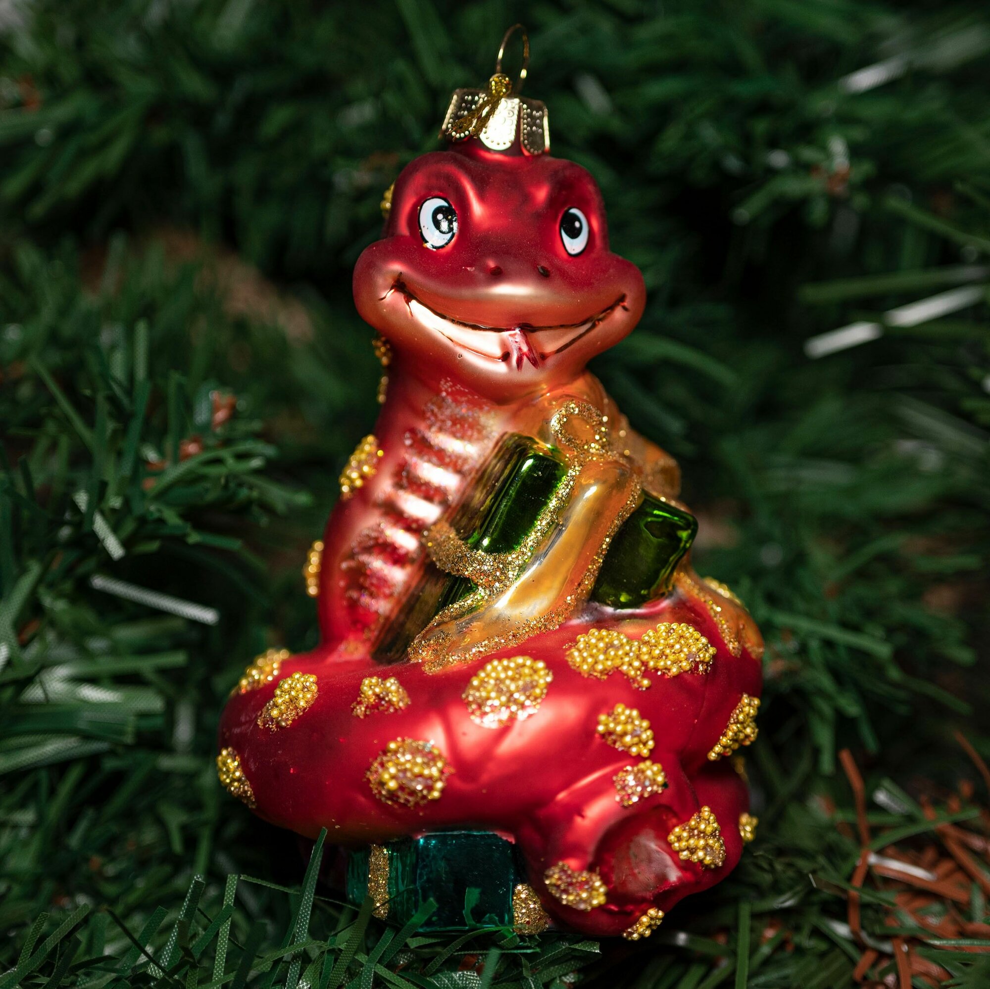 Игрушка на елку Змея с подарком 11см гранатовая