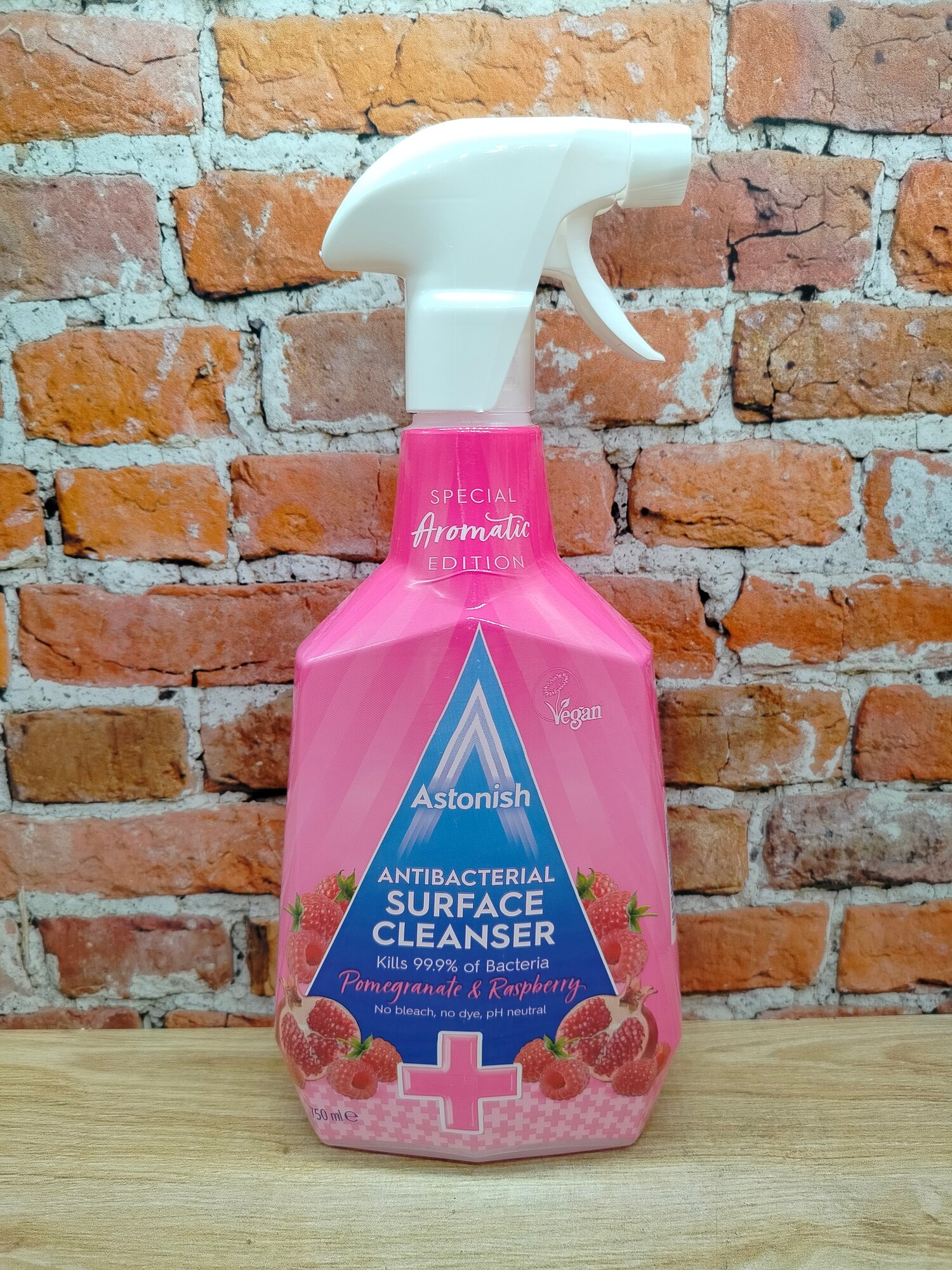 Astonish Antibacterial Surface Cleanser Pomegranate & Raspberry Спрей антибактериальный для любых поверхностей Гранат и малина 750 мл