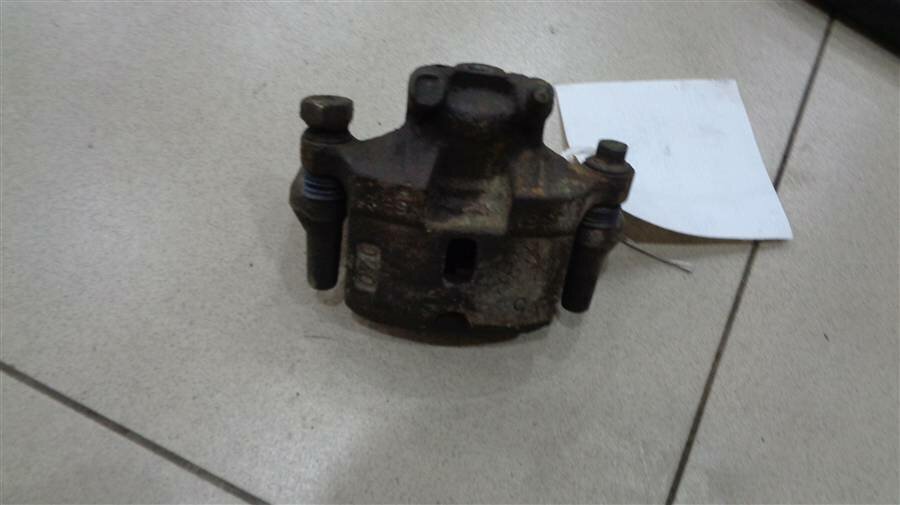 Суппорт передний правый от Daihatsu Storia 1998-2000