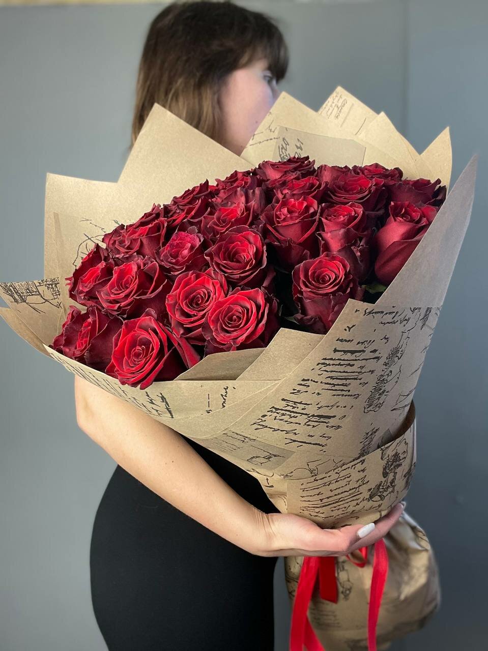 Букет цветов из роз 35 шт бордовых Эксплорер в дизайнерской упаковке – красивый букет в подарок любимой