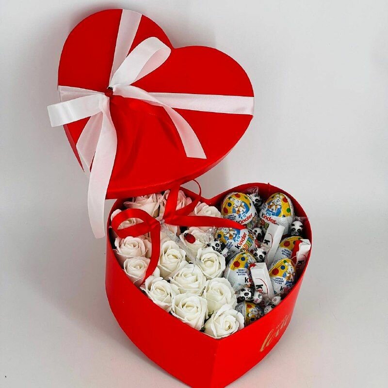 Белые мыльные розы с киндер-сюрпризами в коробке-сердце/ Подарок на 8 марта,14 февраля