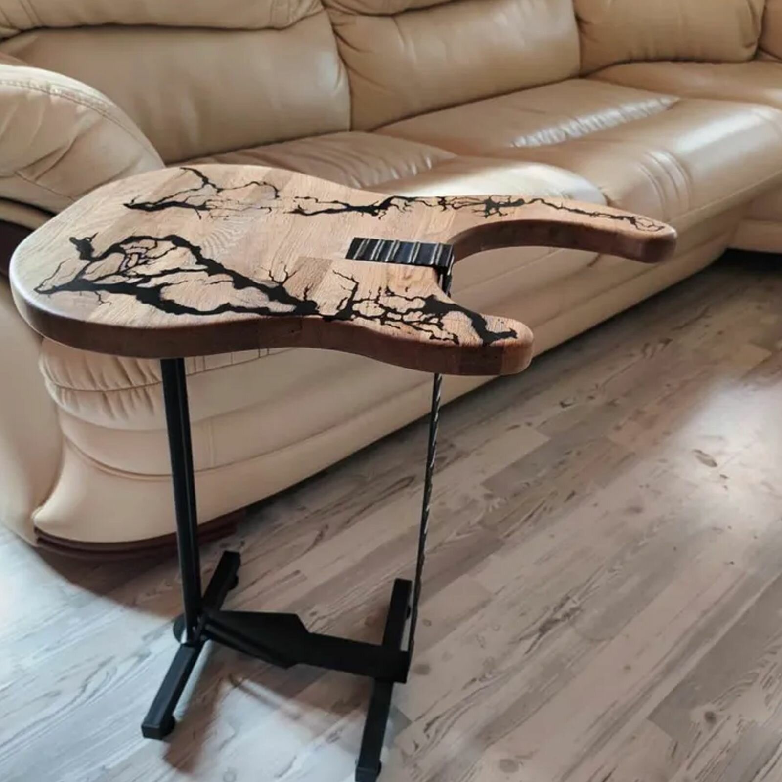 Приставной столик Гитара из массива дуба с черными молниями из эпоксидной смолы на металлическом лофт подстолье