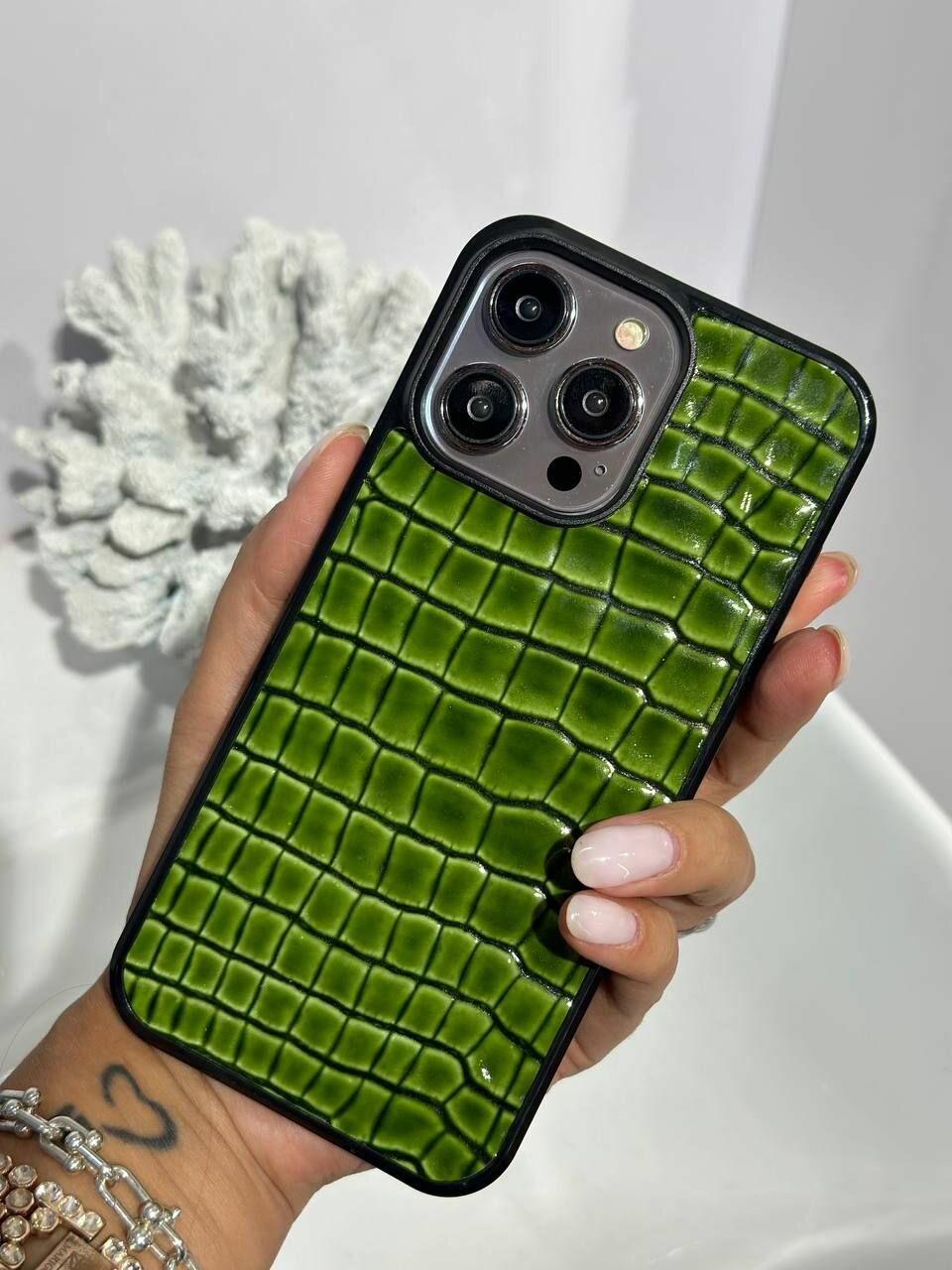 Ярко-зеленый чехол для iPhone 15 Pro