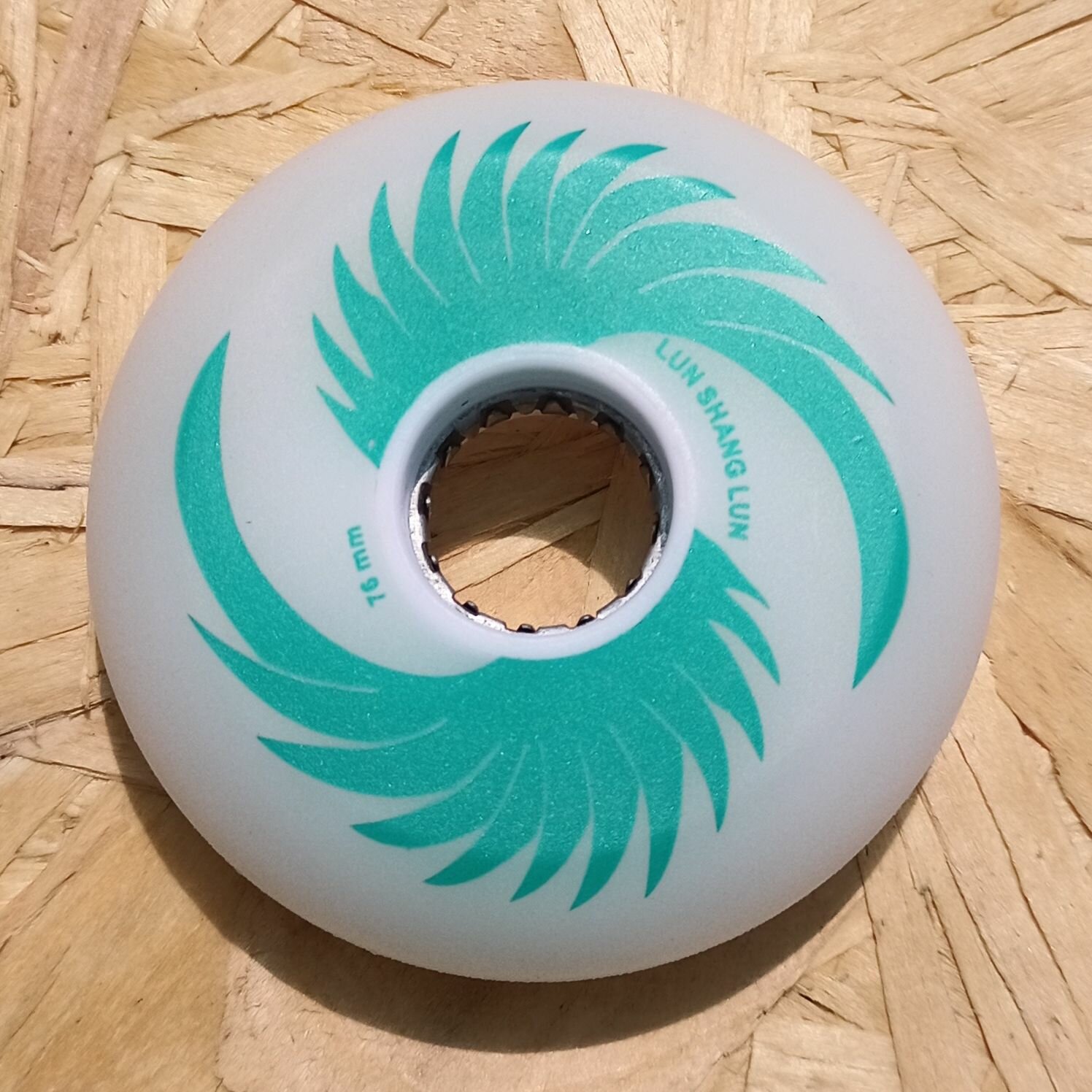 8 светящихся колес для роликов 76мм. Светится зеленым. Полнотелые с жесткостью 85а.