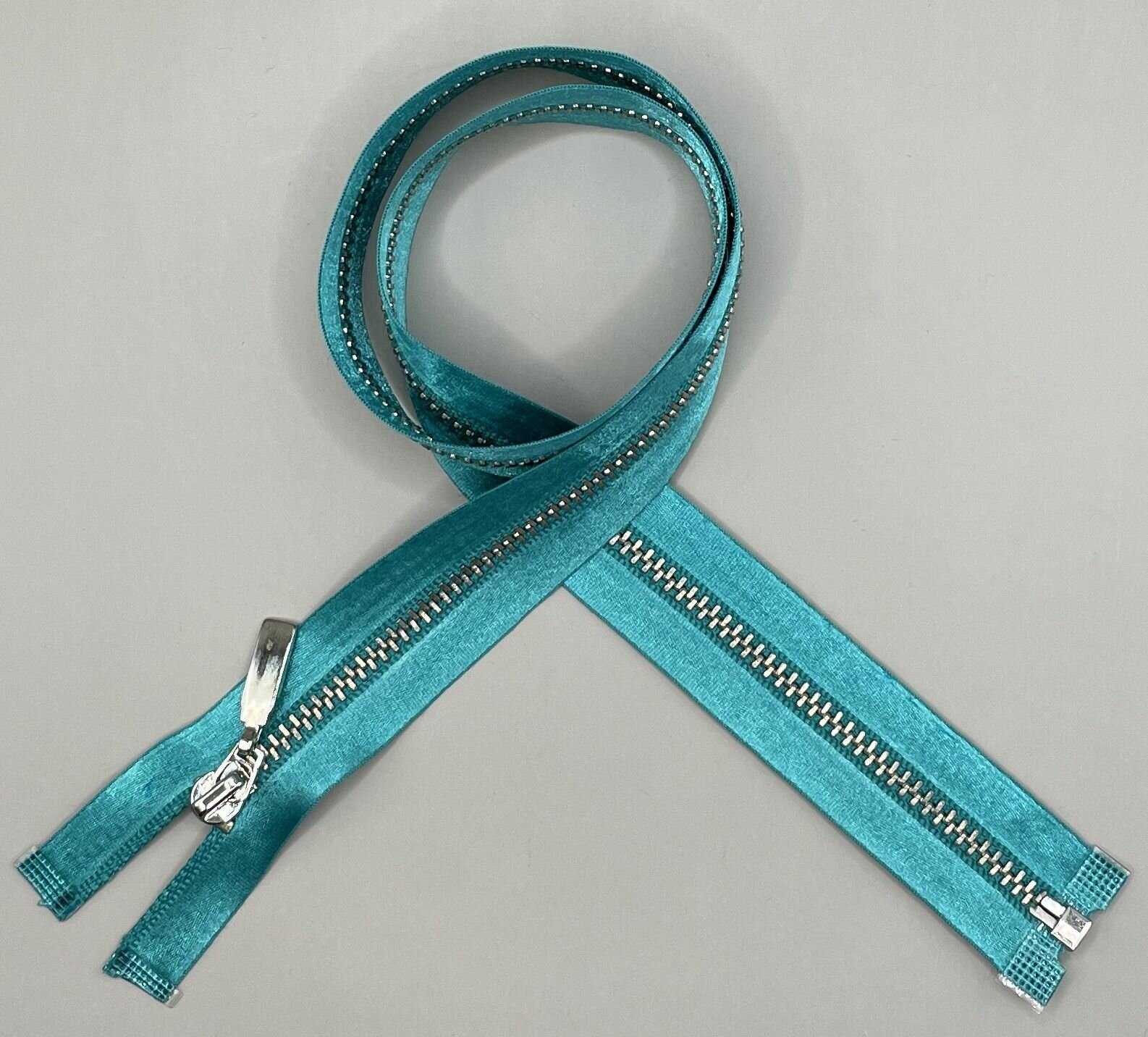 Молния металл,60см, тип 4, на атласной тесьме, изумрудный, зубья серебро. Италия.1шт.