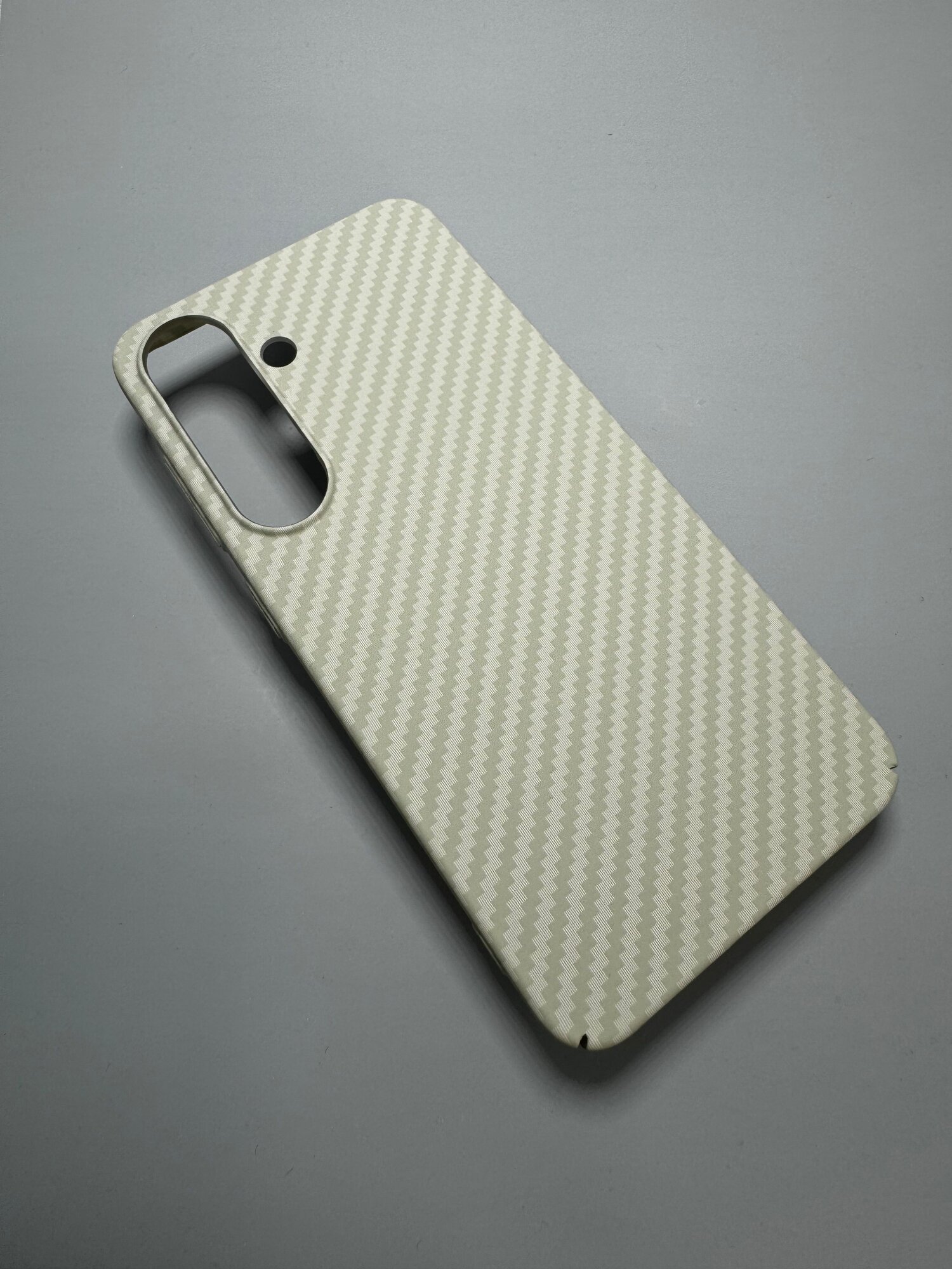 Чехол для Samsung S25 из ударопрочного пластика под карбон Luxo бежевый