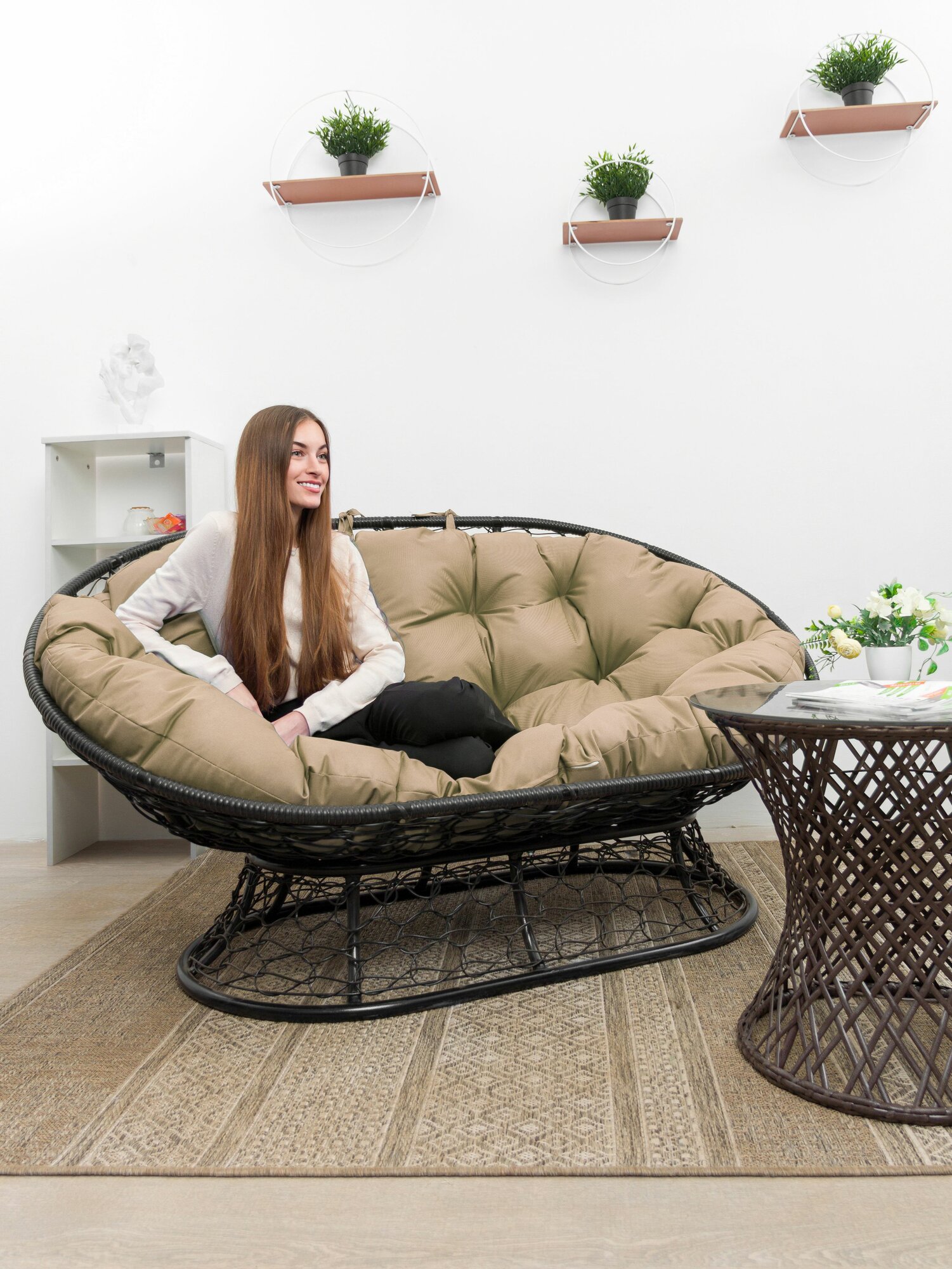 Диван мамасан с ротангом чёрный, бежевая подушка