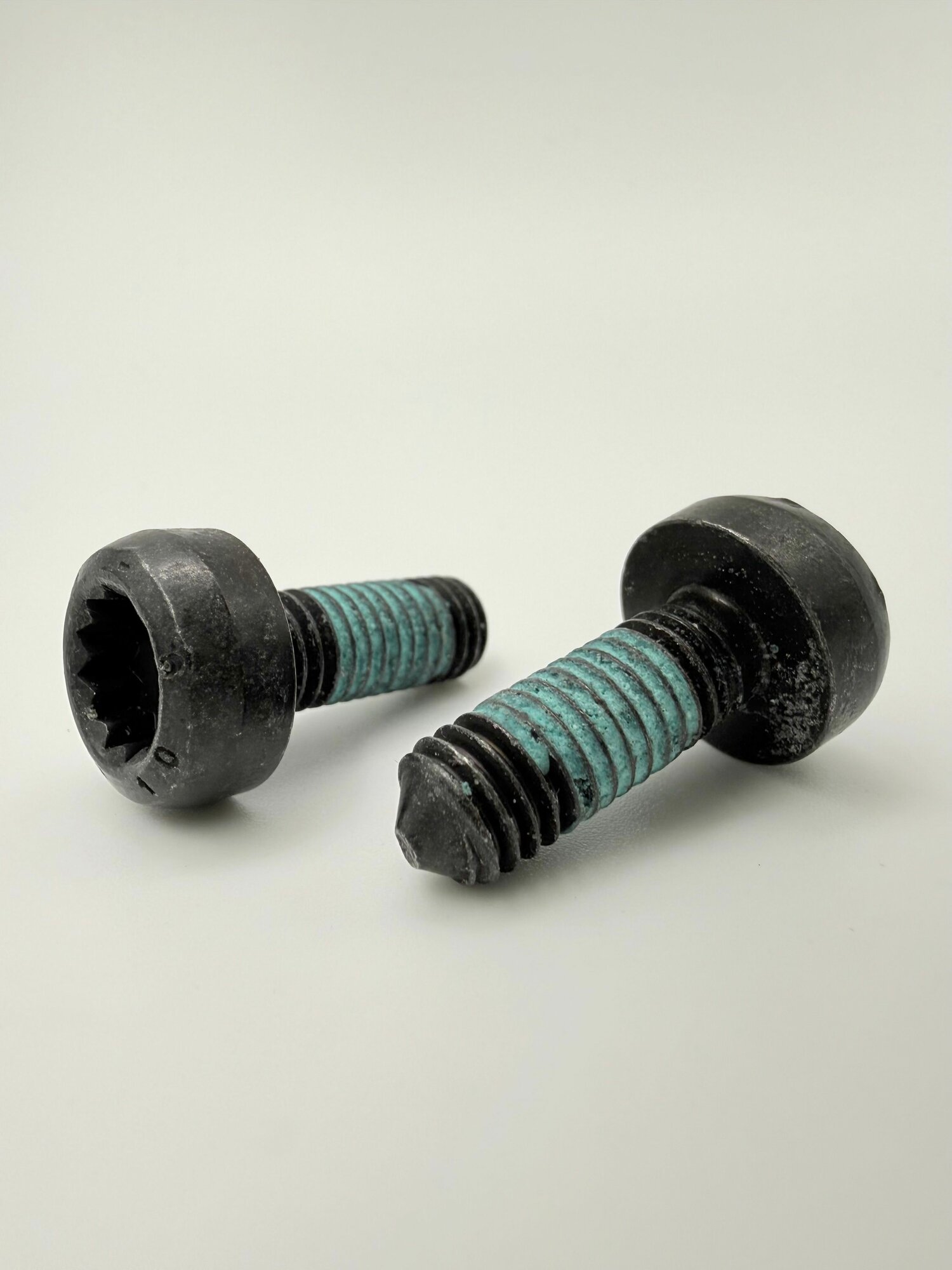 Болт М8х22 VAG (1шт) оригинал с круглой плоской головкой и внутненним 12-гр. многогранником, шаг резьбы 1.25, класс прочности 10.9, 4F с фиксатором резьбы