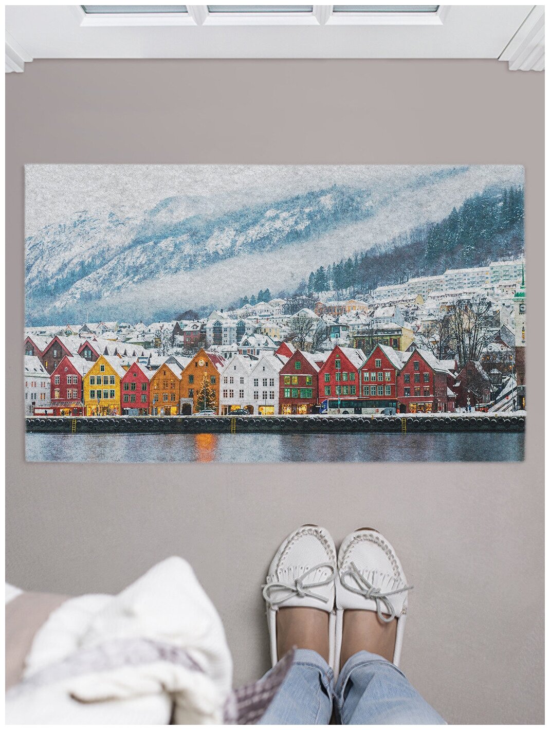 Коврик придверный в прихожую с принтом "Заснеженный город" 45x75 см , JoyArty