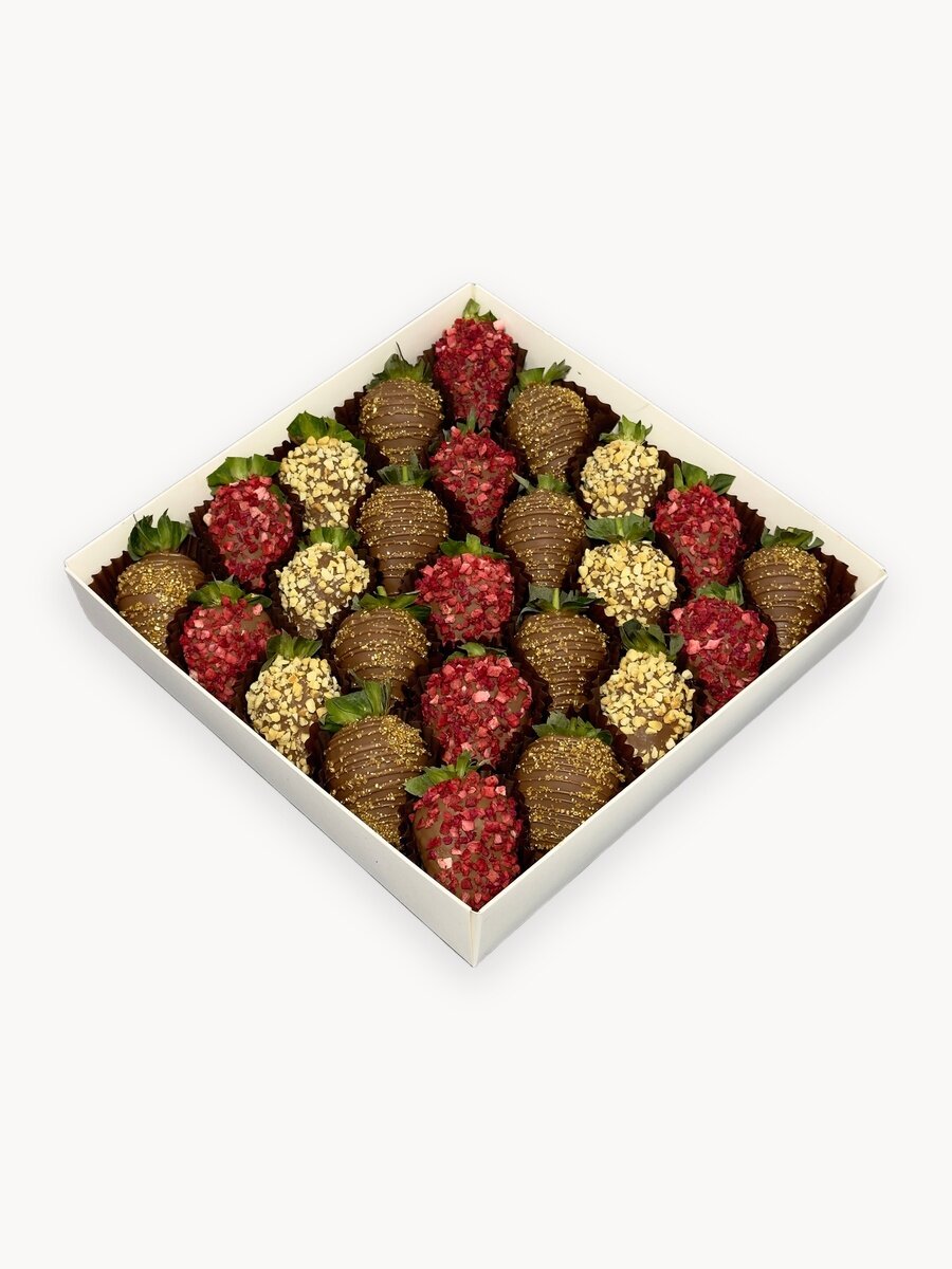 Набор клубника в шоколаде "Moon” (25-30 ягод) в подарочной упаковке