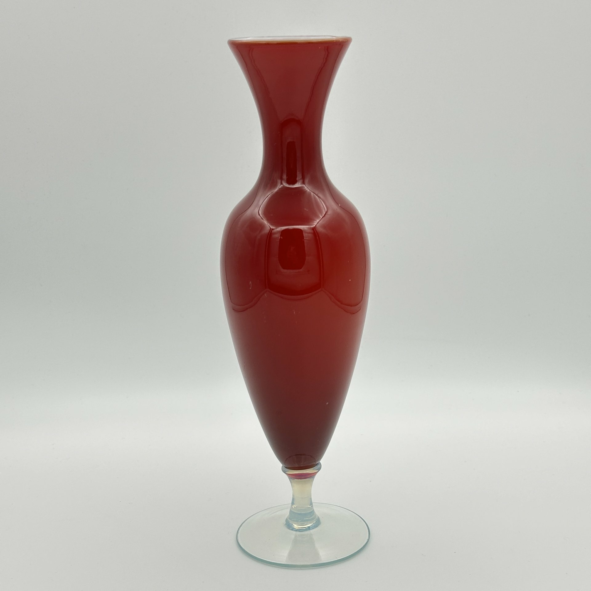 Ваза бордового цвета на ножке из опалового стекла, стекло, (двухслойное), Европа