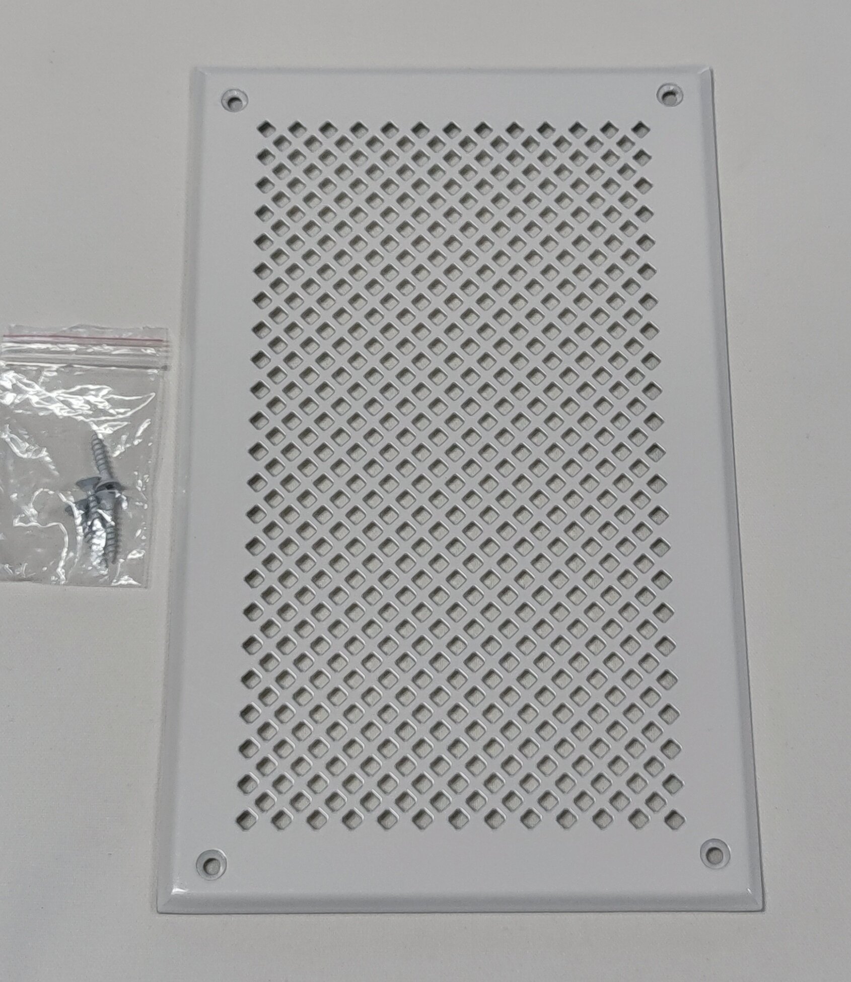 Решетка плоская с подгибом Трумпф, габарит 250х150мм, перфорация Ромб 4мм, Белый.