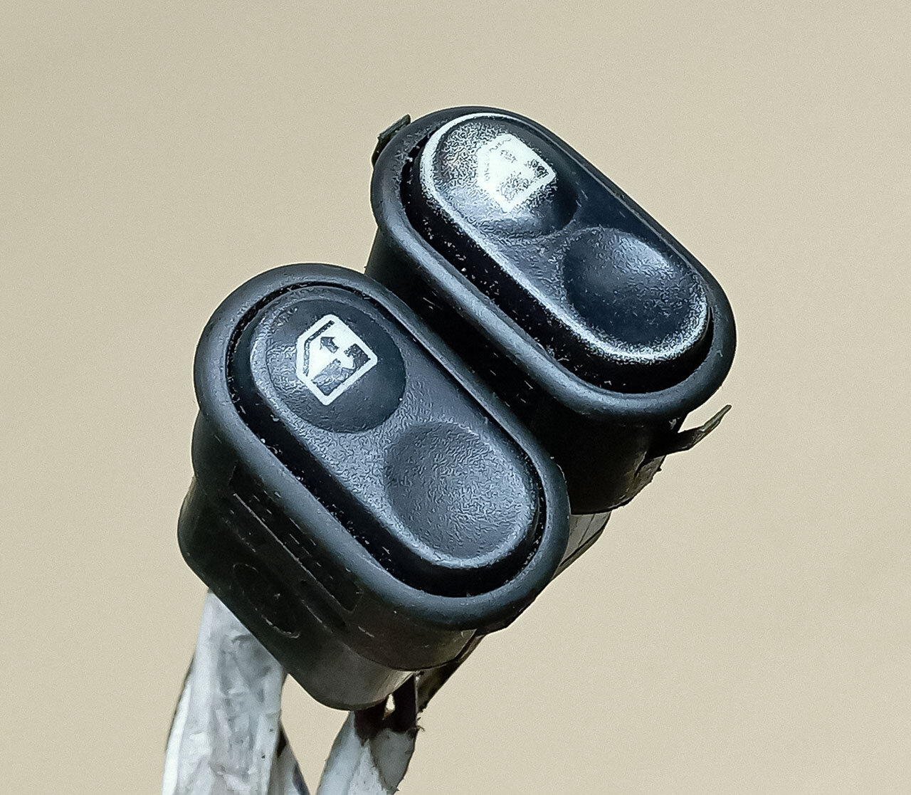 Кнопка стеклоподъемника ВАЗ 2112 92.3709