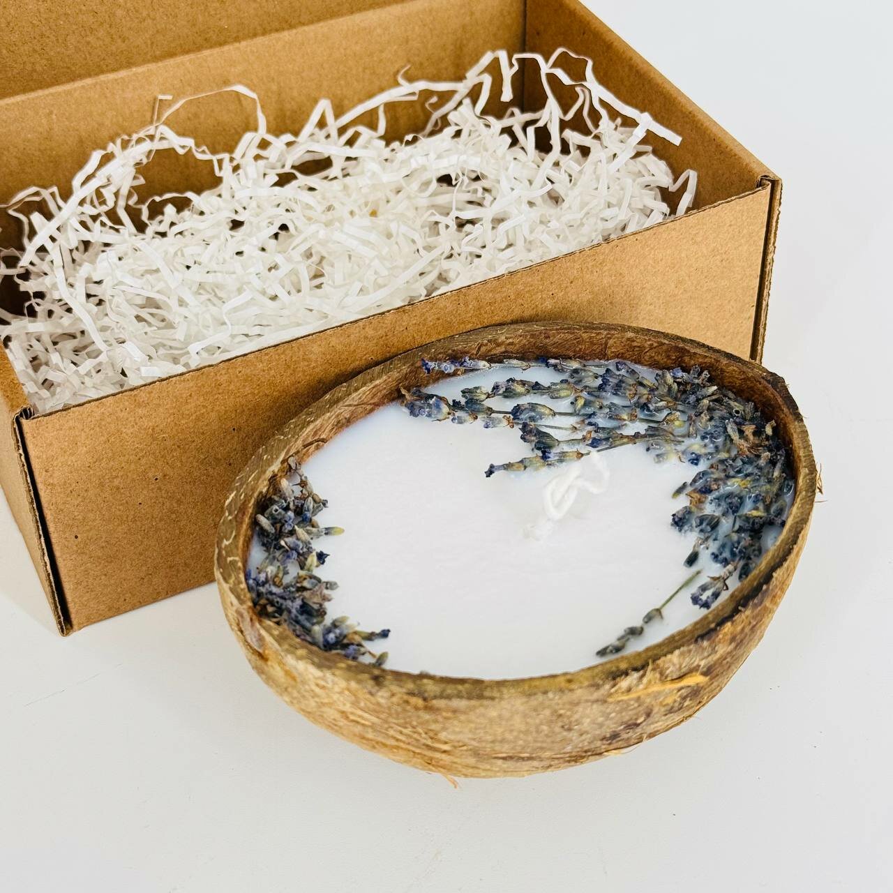 Арома свеча в кокосе ручной работы "Аромат лаванда", подарок для девушки женщины