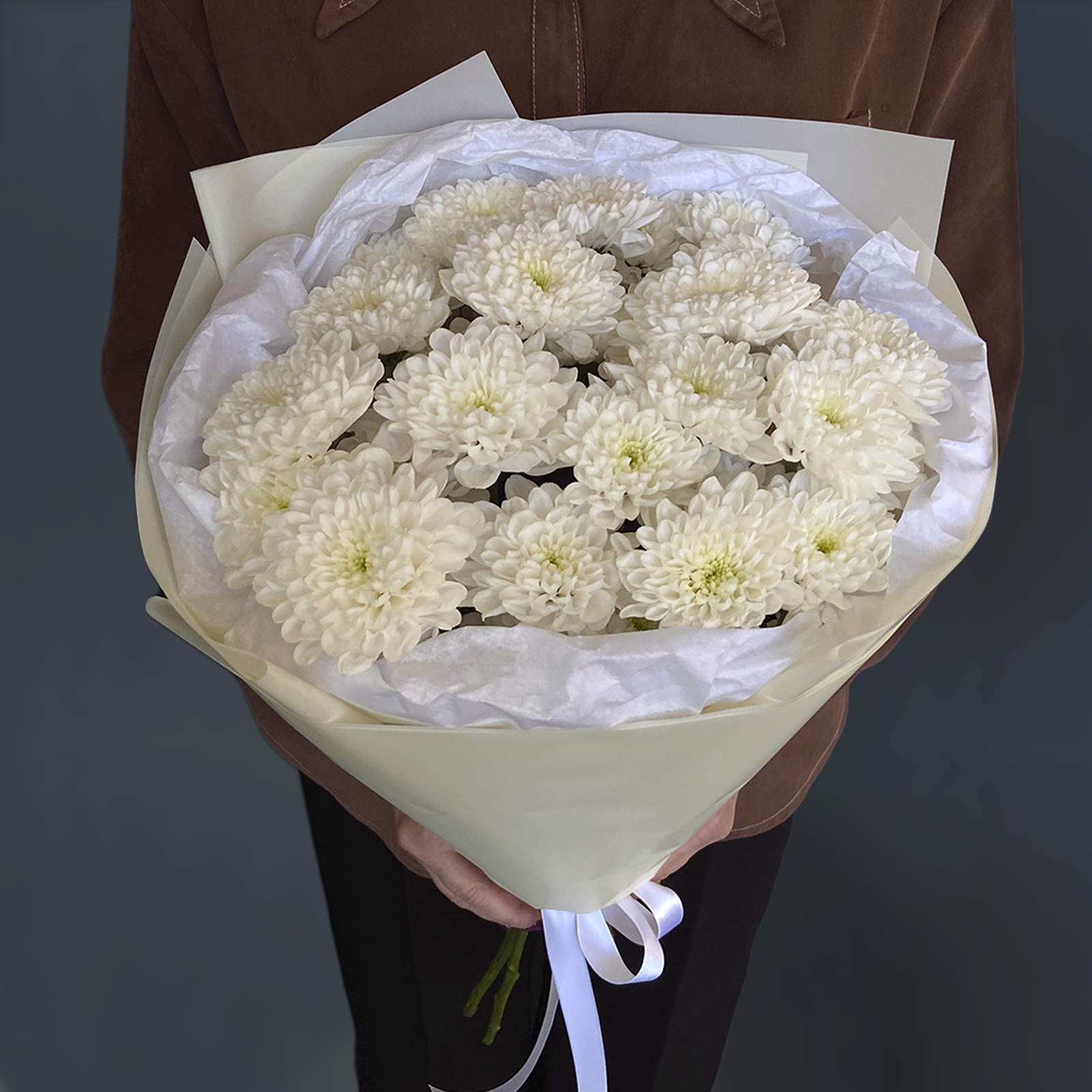 Монобукет "Алтай", кустовые хризантемы, белые, 5 штук, высота 55см, обертка