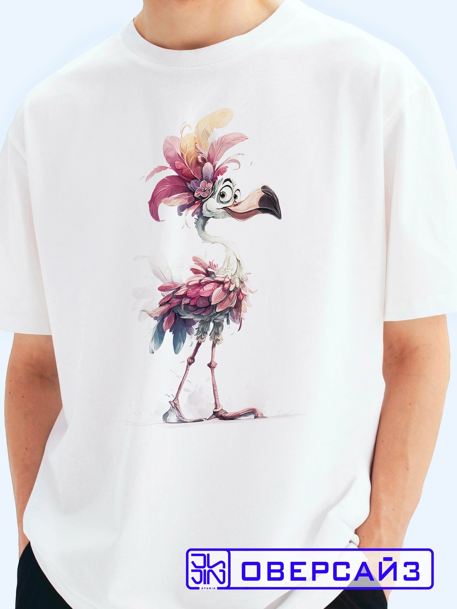 Футболка оверсайз мужская с принтом Смешной розовый фламинго с веселыми коралловыми перьями и природным шармом, белый хлопковый трикотаж с прикольным рисунком на груди