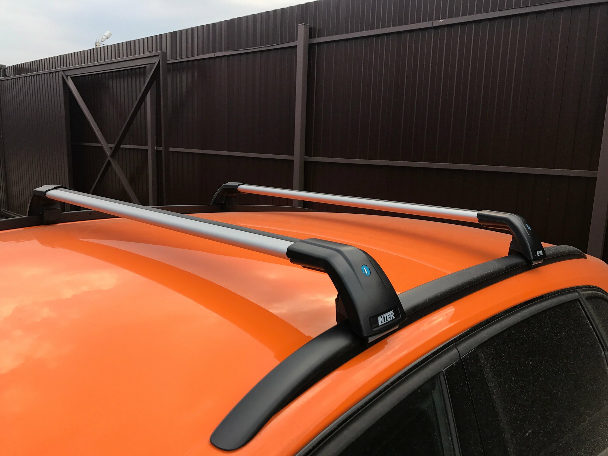 Багажник на крышу Inter Aerostar R74-i для а/м Geely Coolray (2020-2023), на интегрированные рейлинги, серебристый