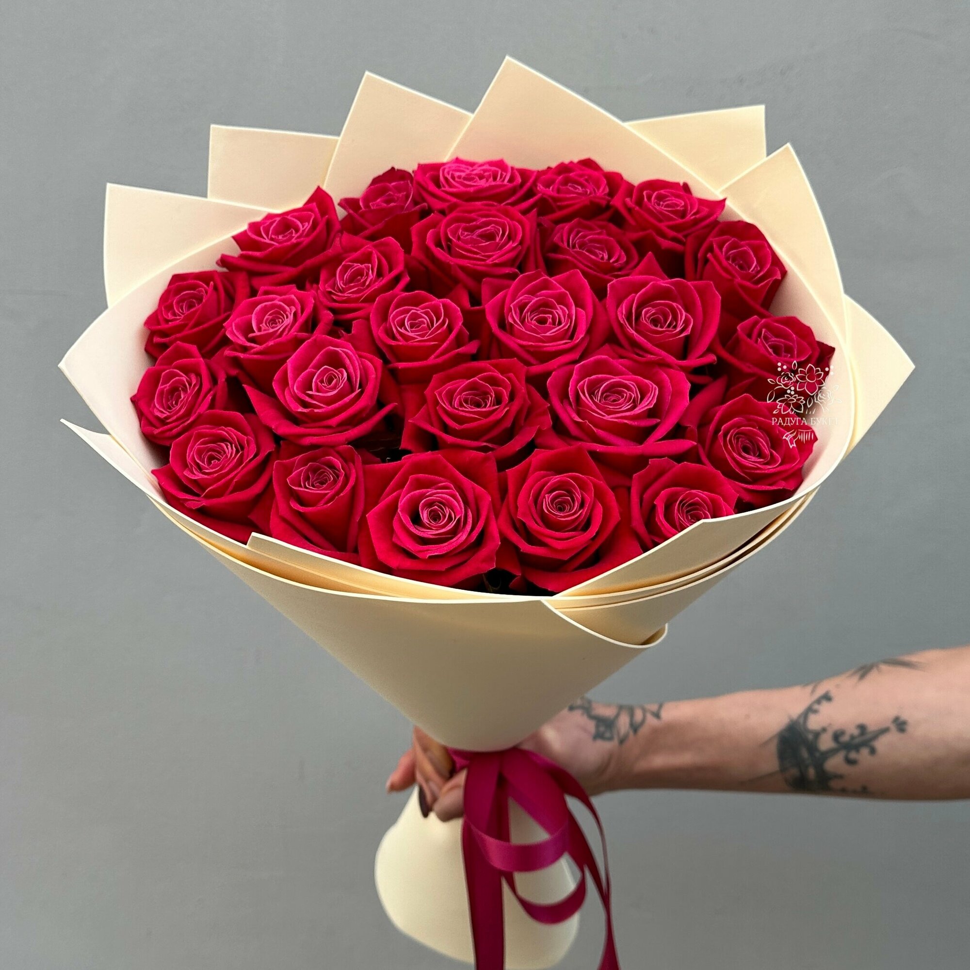 Букет "Эрика" из 25 малиновых роз в упаковке / Арт. 452345 / Радуга Букет