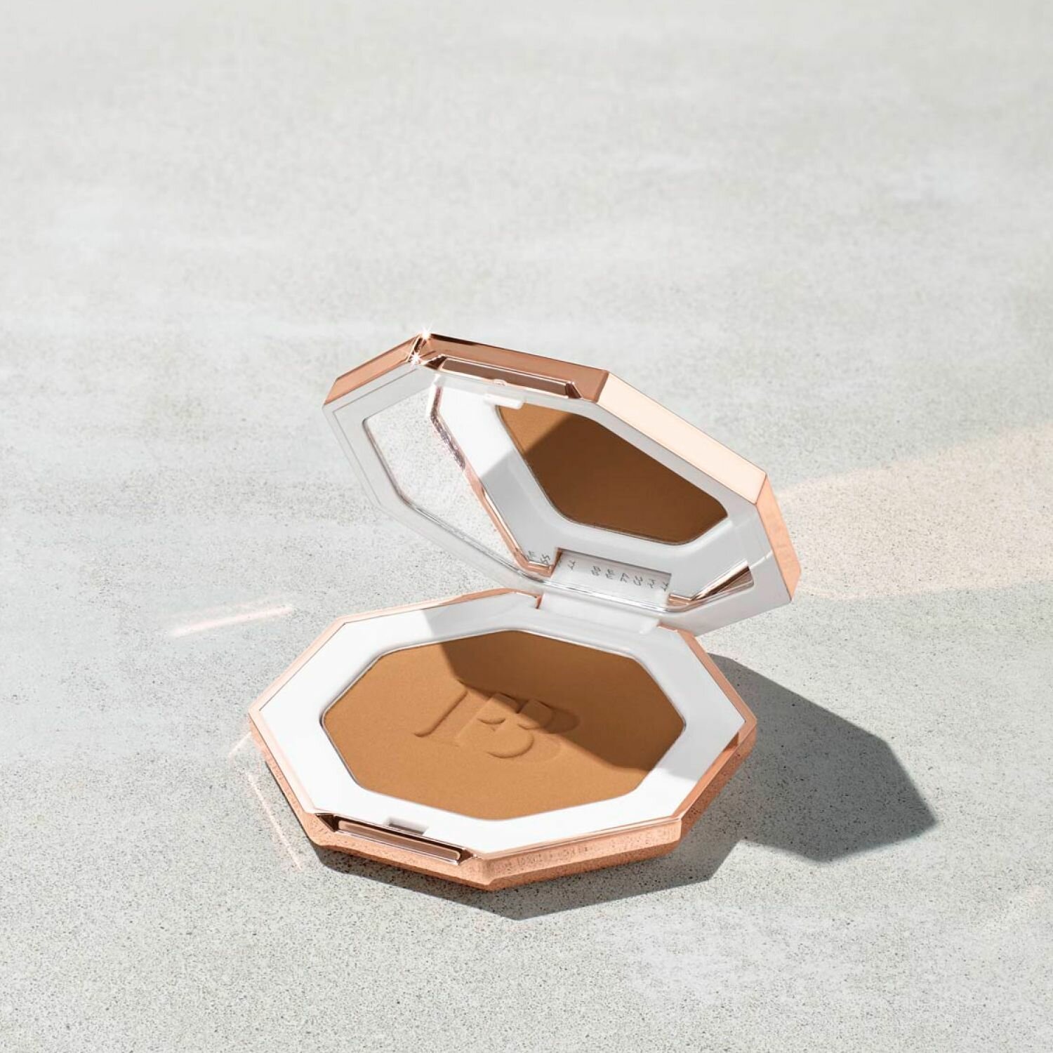 Пудра-бронзатор бронзер для лица Fenty Beauty SUN STALKER INSTANT WARMTH BRONZER - ISLAND TING 04