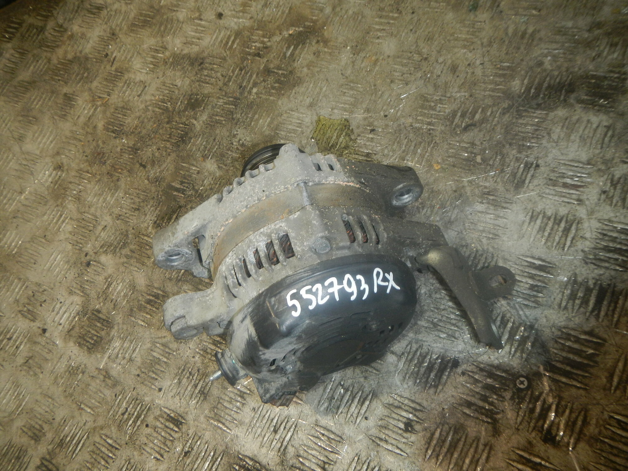 Б/У Генератор, Lexus (Лексус)-RX (09-15) LEXUS RX (09-15) Отколот кусок корпуса, поврежден разъем. 552793 TOYOTA арт. 27...