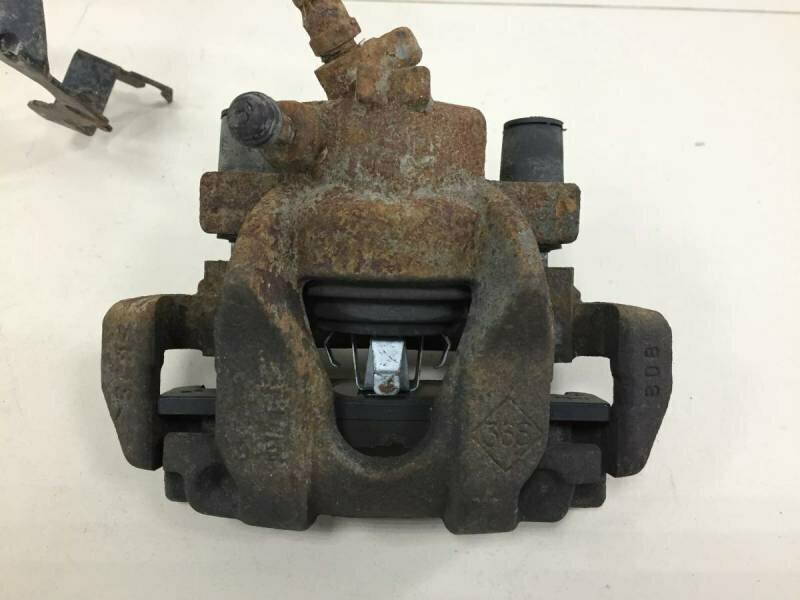 Суппорт передний правый Renault Sandero 2014 кат.номер: 410007801R