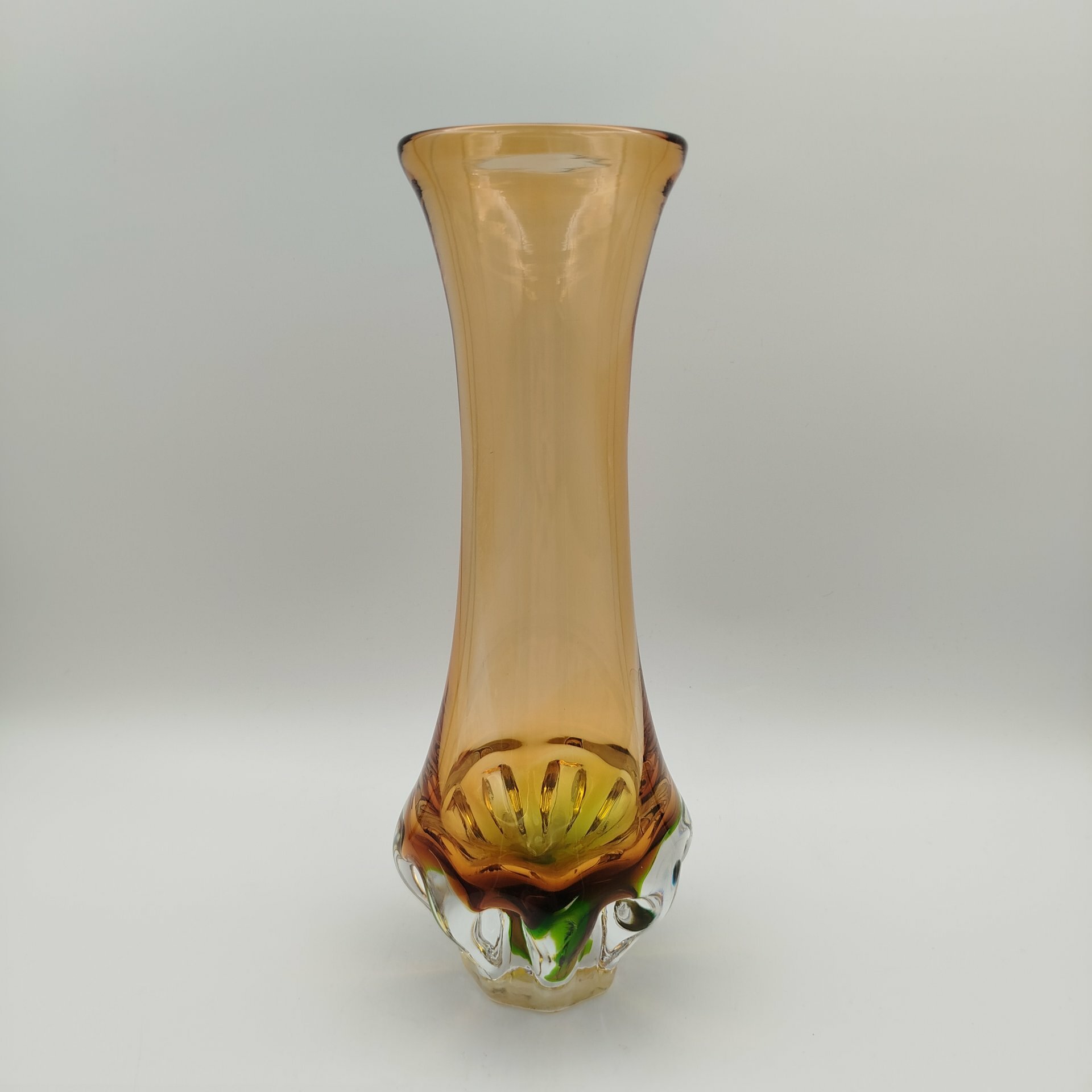 Ваза лаконичной формы на фигурном основании, стекло, гутная техника