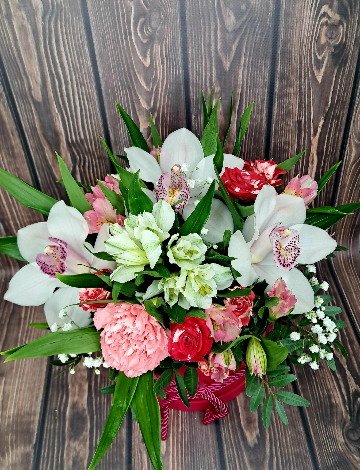 Орхидея в красной коробке, с кустовой розой, альстромерией и диантусом