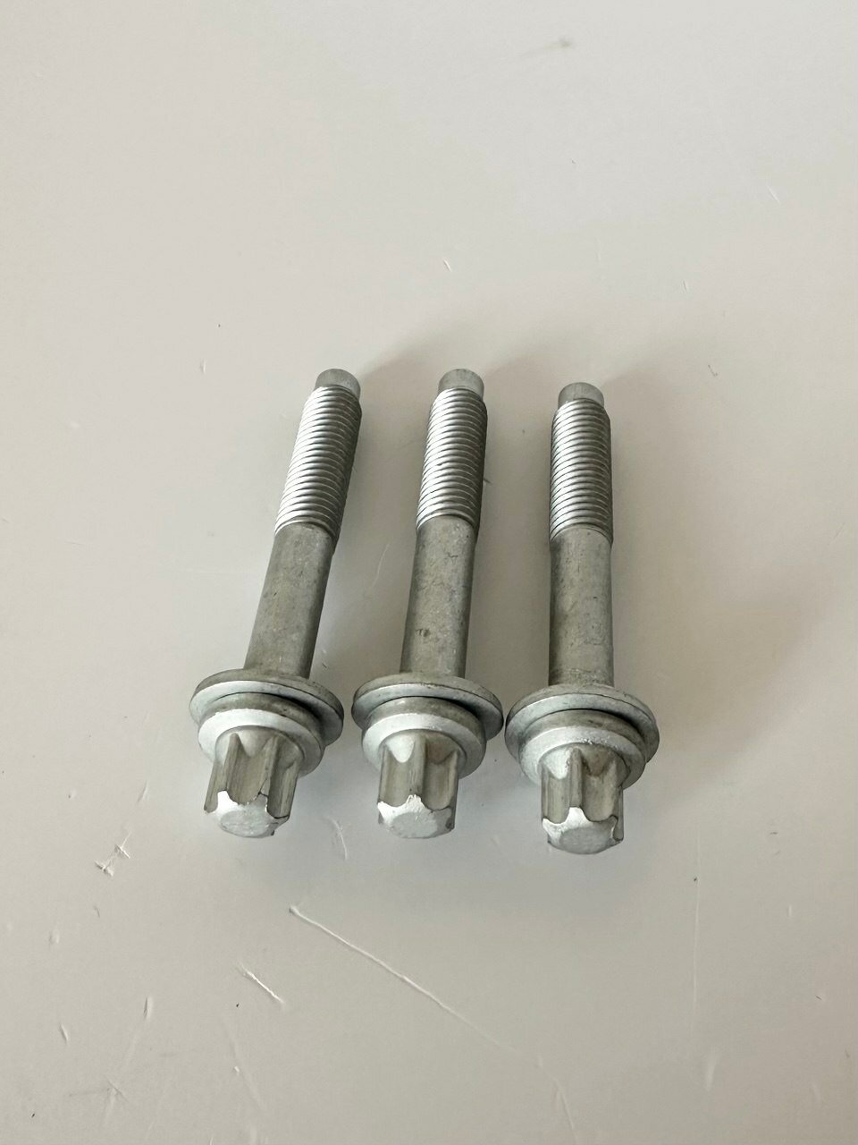 Болт крепления правой опоры двигателя 3шт ВАЗ LADA Ларгус Веста Икс-рей старого образца