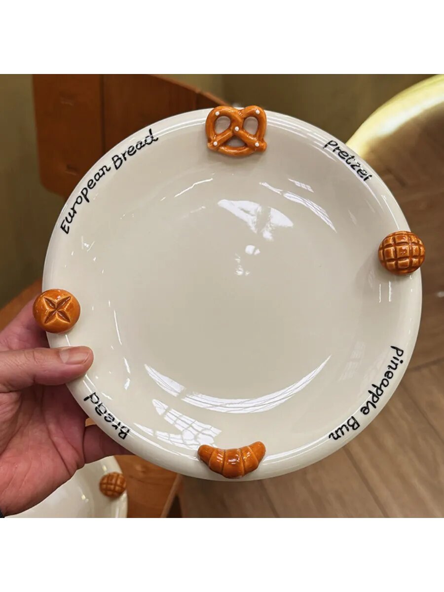 Тарелка с крендельками и булочками