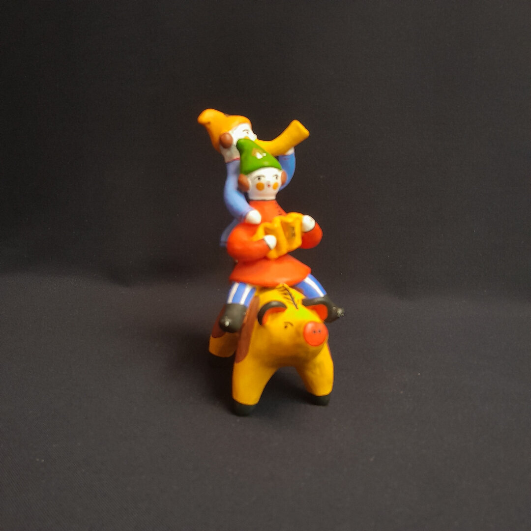 Дымковская глиняная игрушка Скоморох на свинье , высота 12 см, винтаж Россия