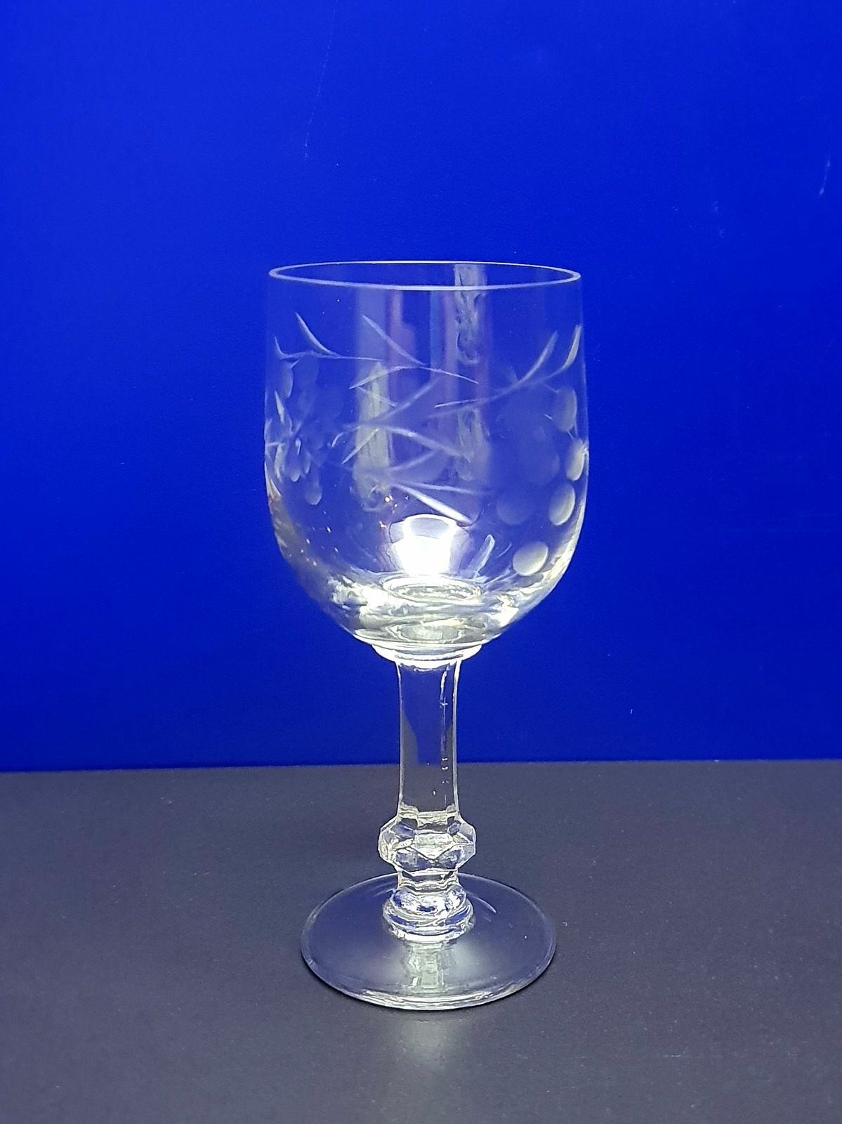 Винтажная рюмка с резным узором на граненой ножке, стекло, винтаж СССР, 70е