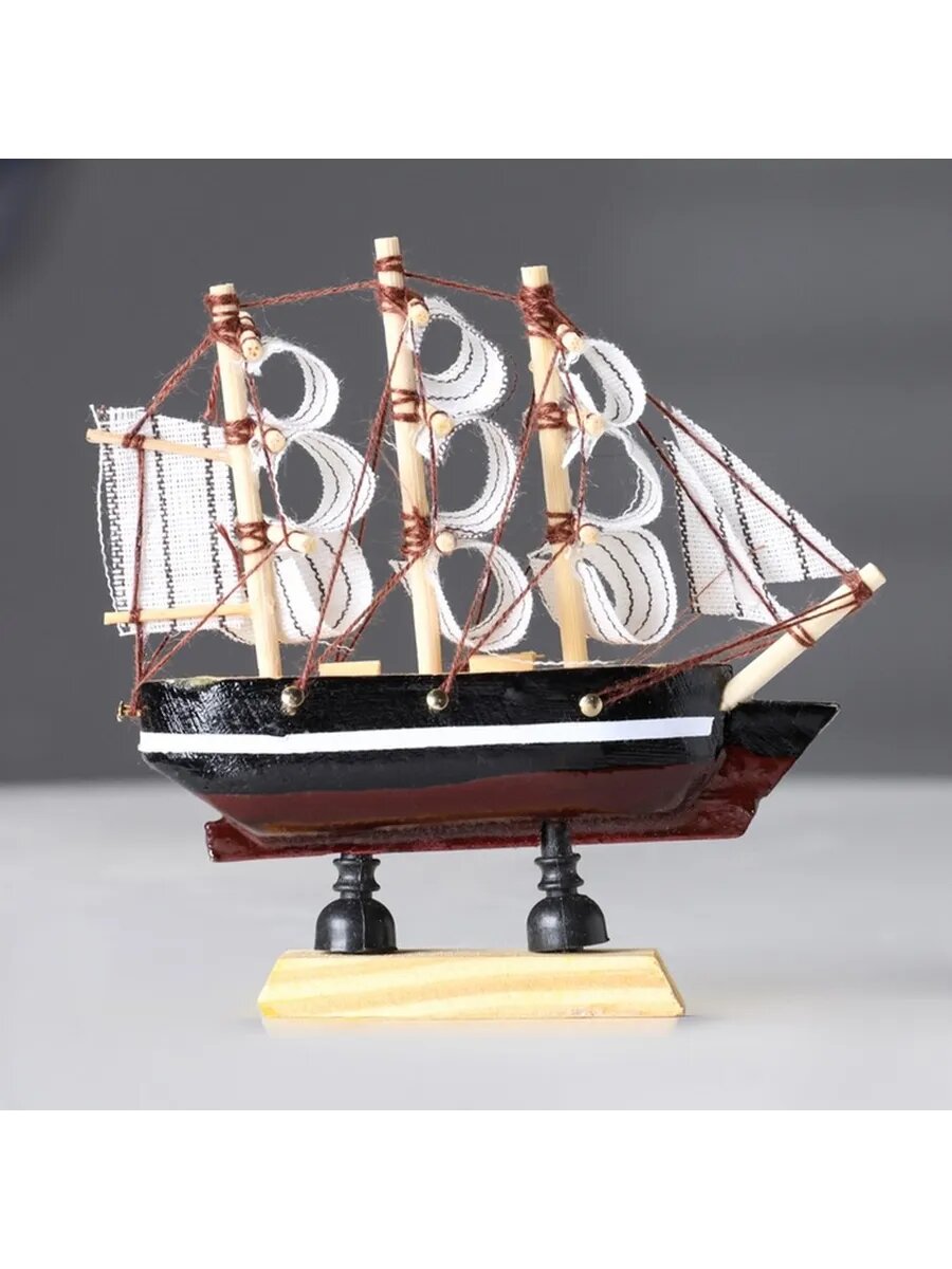 Маленький морской корабль-талисман для коллекции