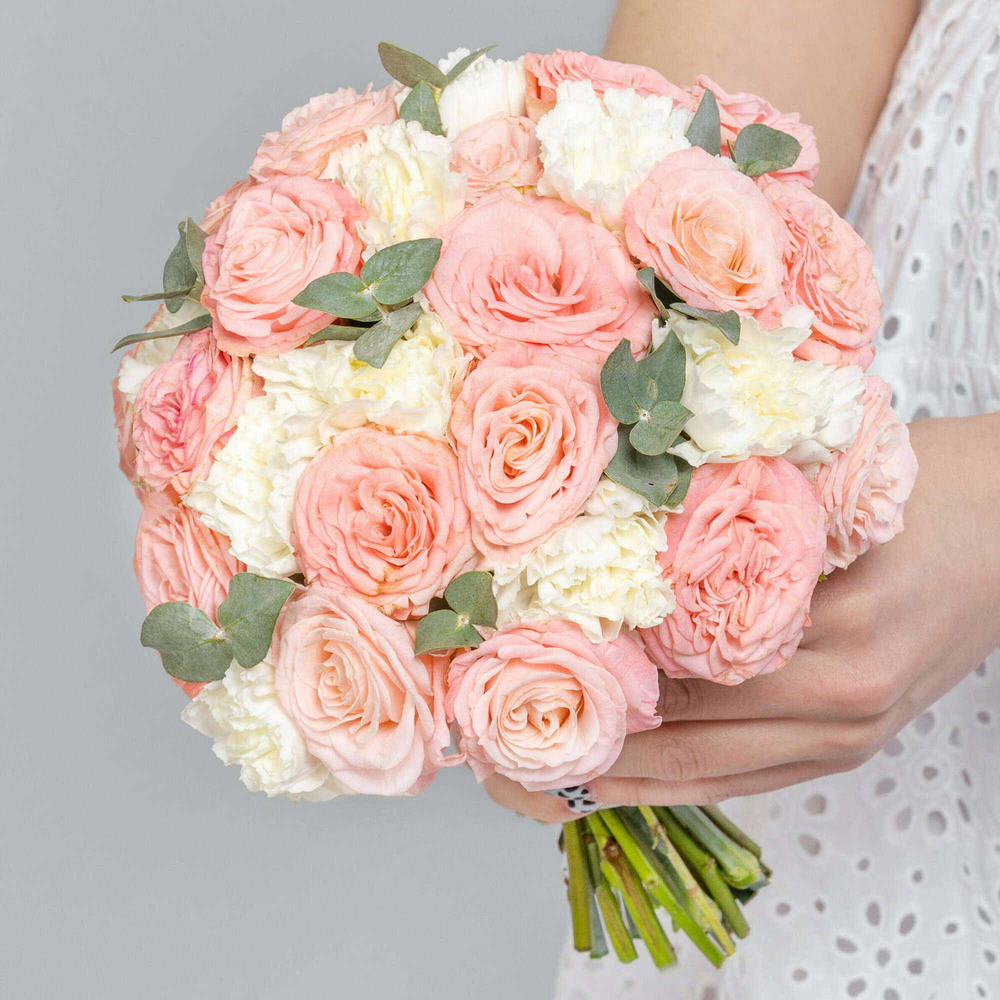 Букет невесты Мегацвет24 "Роза Бомбастик и гвоздика", светло-розовый/белый, под лентой