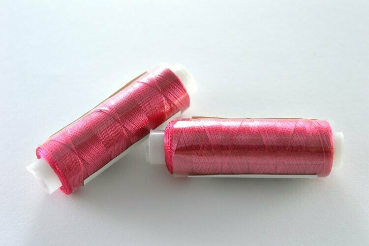 Нитки Вискоза 100% V150/2, цвет 3020 фуксия, 183м, 1шт