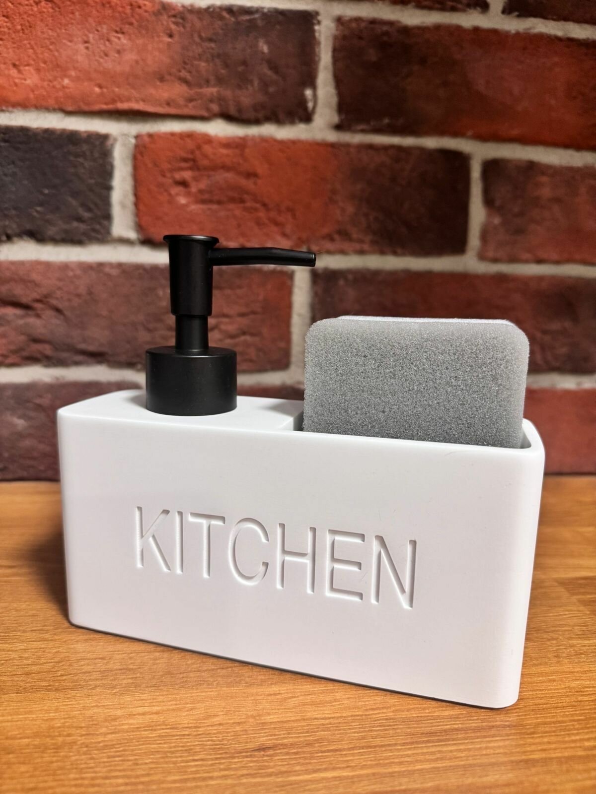 Дозатор для моющего средства на кухню , диспенсер для мыла с губкой, белый с черным дозатором