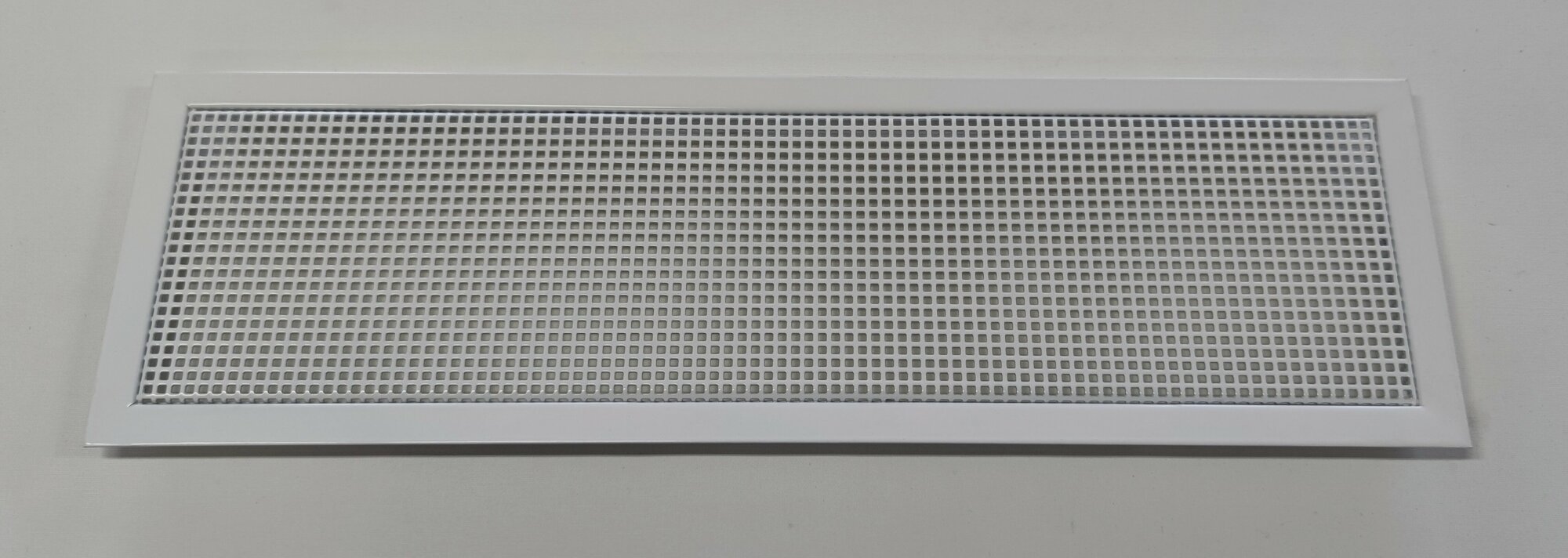 Решетка Врезная, размер габаритный 500х150мм, перфорация Квадрат 3-5, белый.