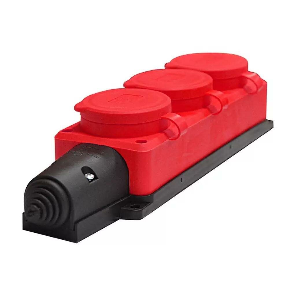 Розеточная колодка Universal 3 гнезда, с заземлением, 16 А, с заглушкой, однофазная, IP44, каучук, красная