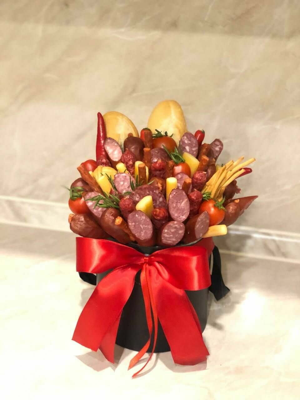 Набор закусок в коробке 1,5 / Подарок мужчине колбасный букет